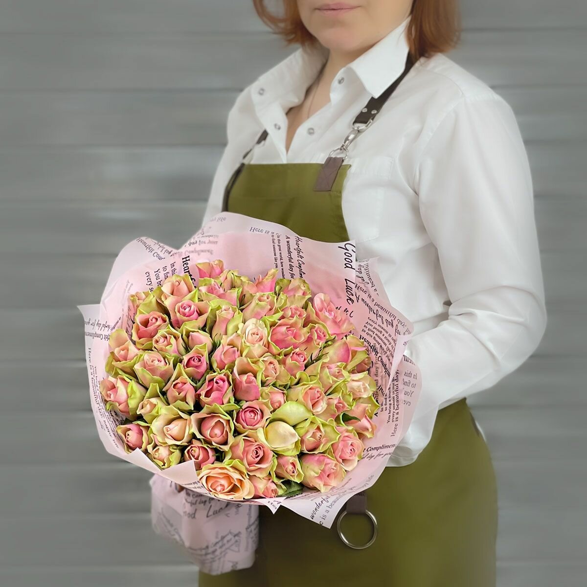 Букет живых цветов из 51 зелено-розовой розы 38 см в упаковке