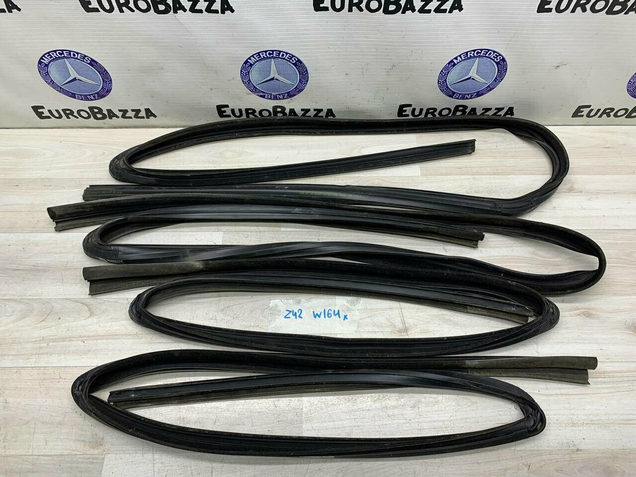 Резиновый уплотнитель кромки двери Mercedes W164 A1647250325
