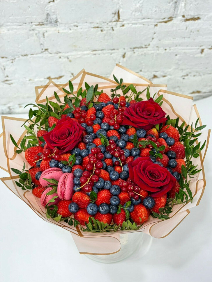 Букет из роз и ягод (BuketOnline)