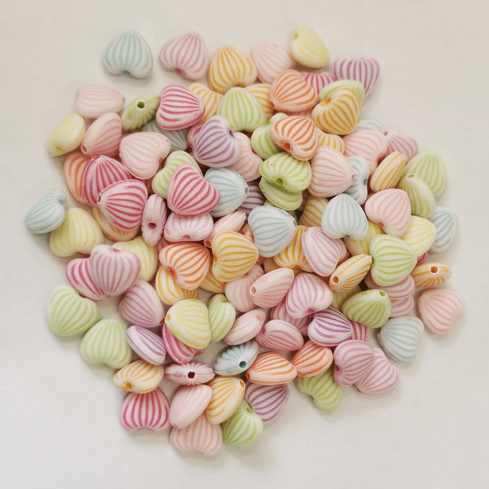 Бусины акриловые, 11х10х5мм, полосатые сердечки в пастельных тонах, 50 грамм