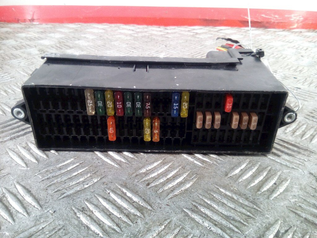 Блок предохранителей Volkswagen Touran 1 1T1937615B арт. 501999