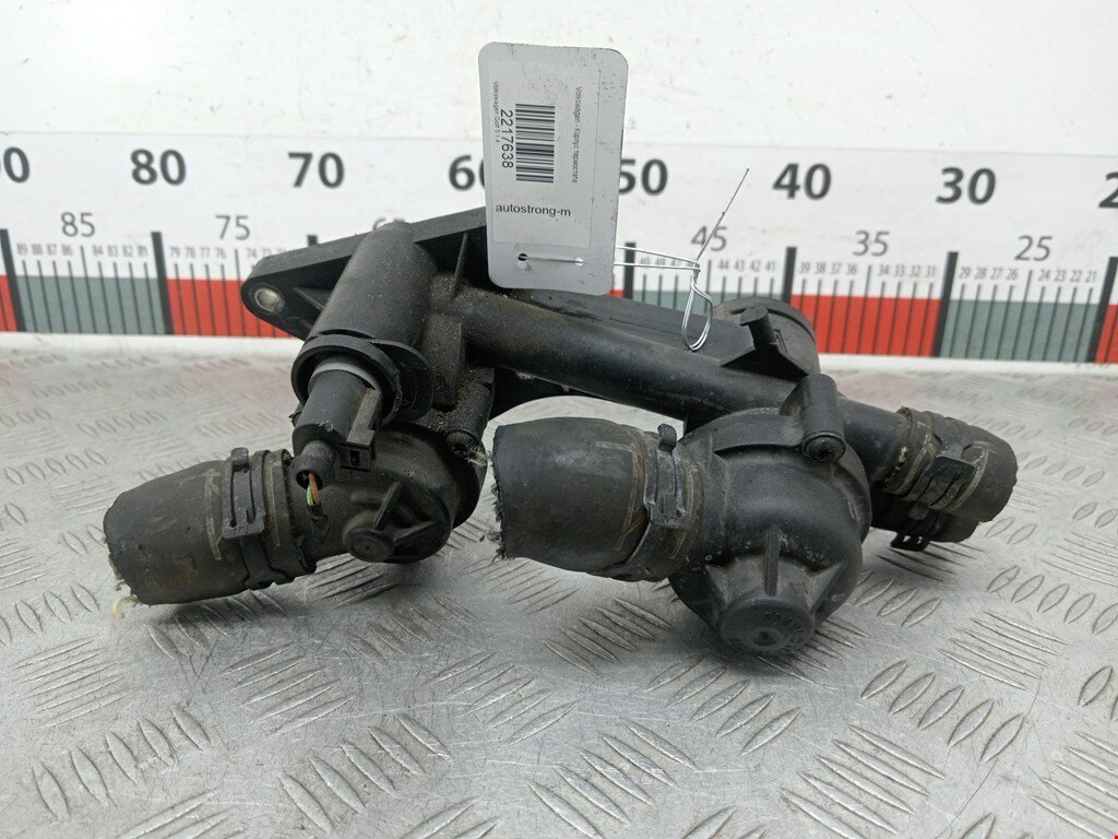 Корпус термостата Volkswagen Golf 5 03C121111G арт. 2217638
