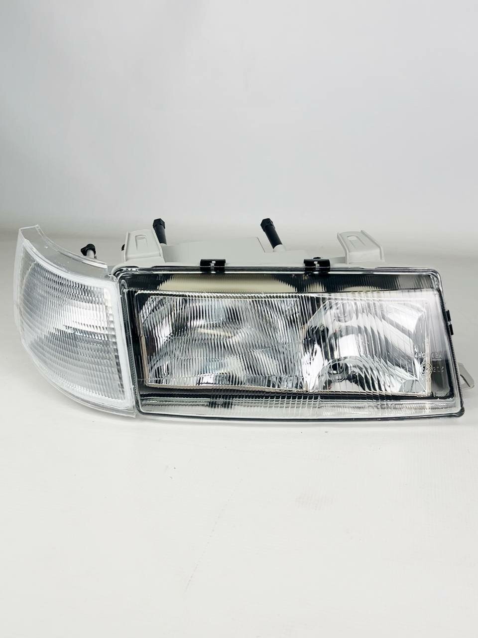 Фара передняя правая Под BOSCH с белым поворотником для 2110,2111,2112 ( 110,111 112)-качественная замена