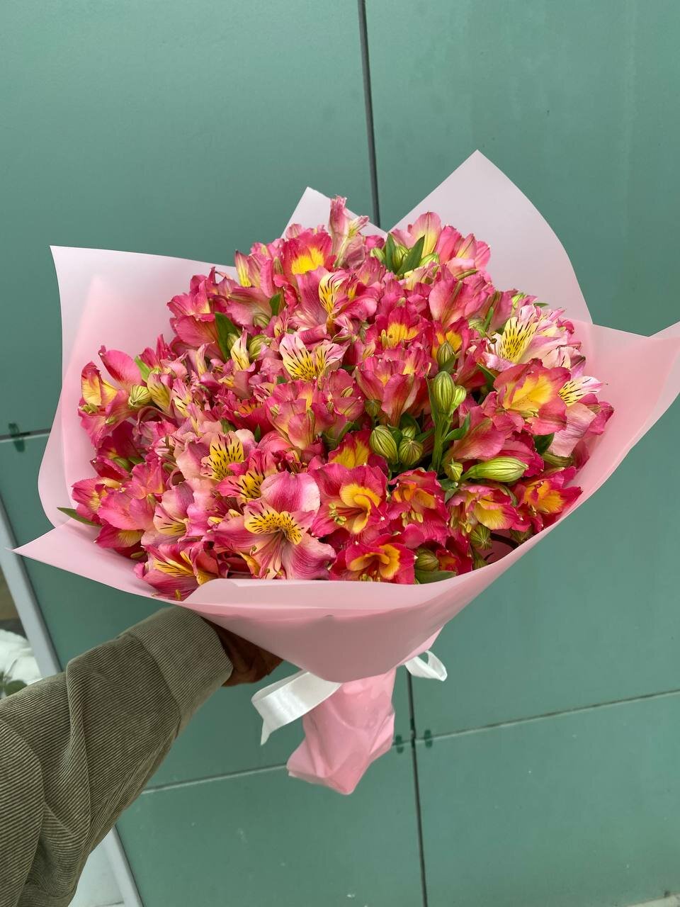 Букет цветов на 8 марта «Альстромерия микс 25 шт», большой красивый подарок