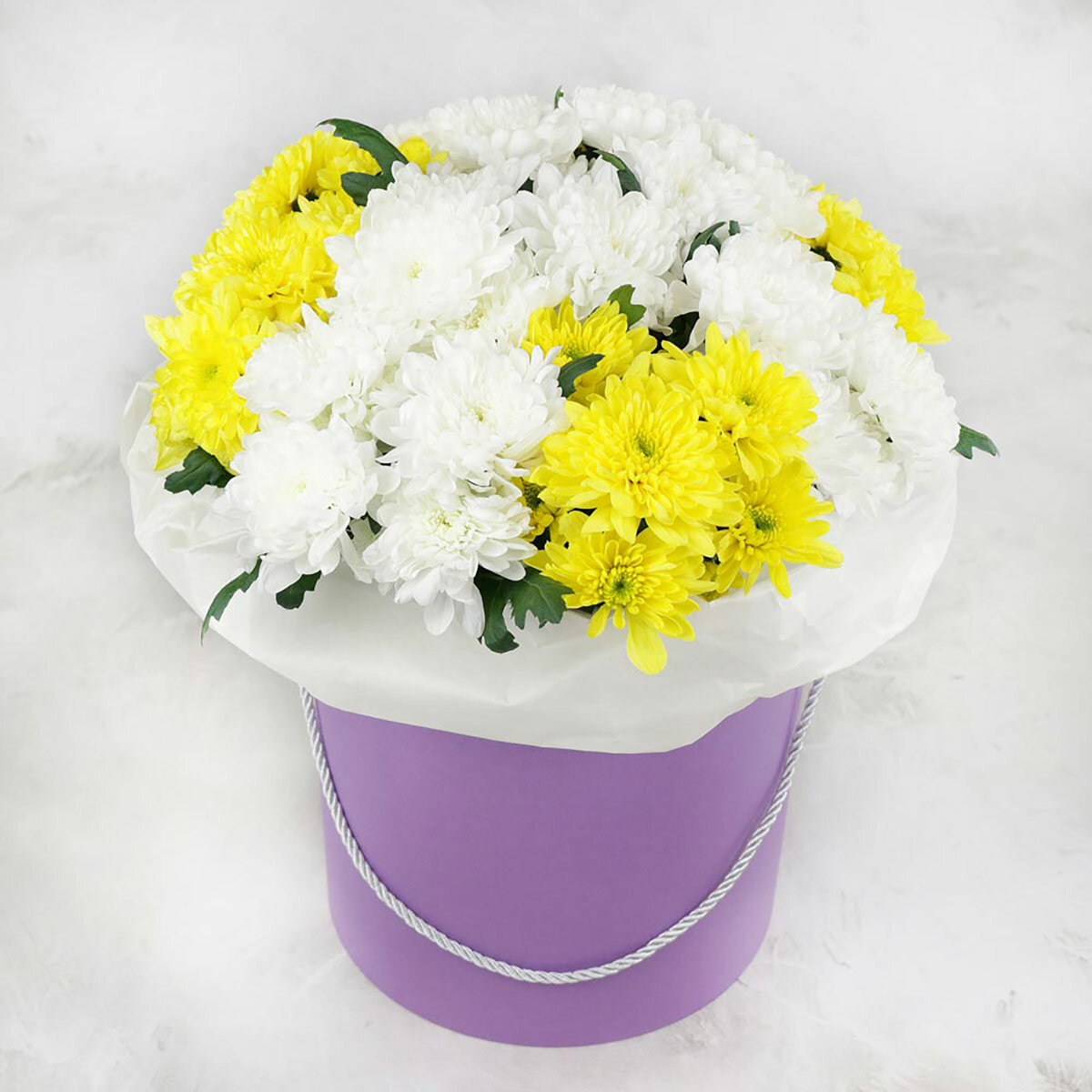 Композиция Букет Маркет "Хризантемы в шляпной коробке", на стеблях