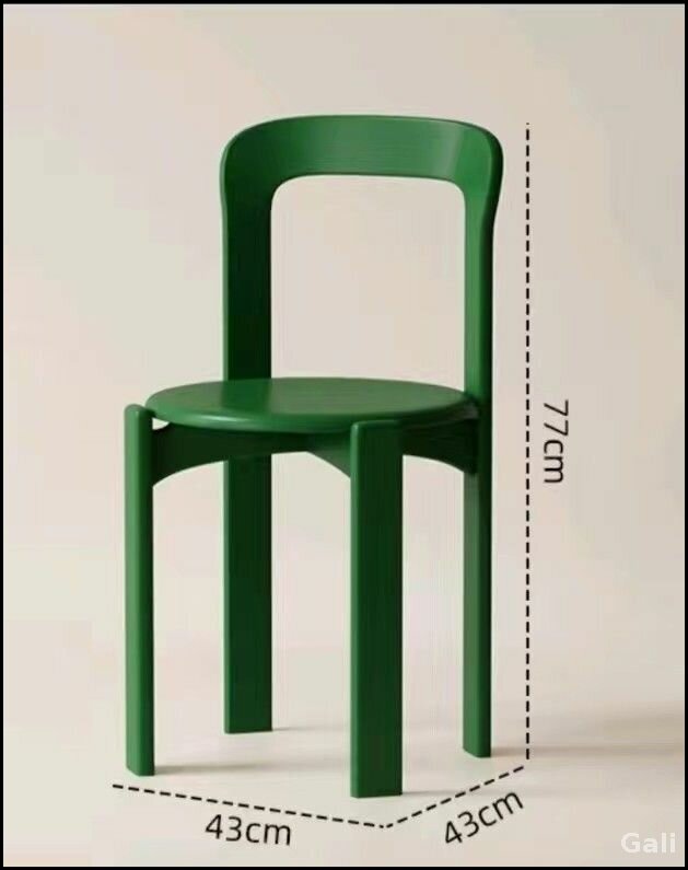 Эксклюзивный обеденный стул для гостиной выполнен из массива дерева в современном минималистском стиле