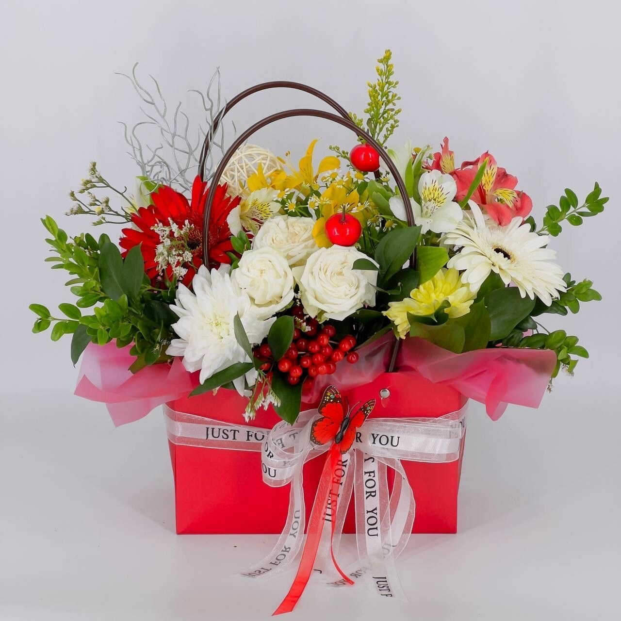 Микс цветов в сумочке ко дню всех влюблённых и 8 марта