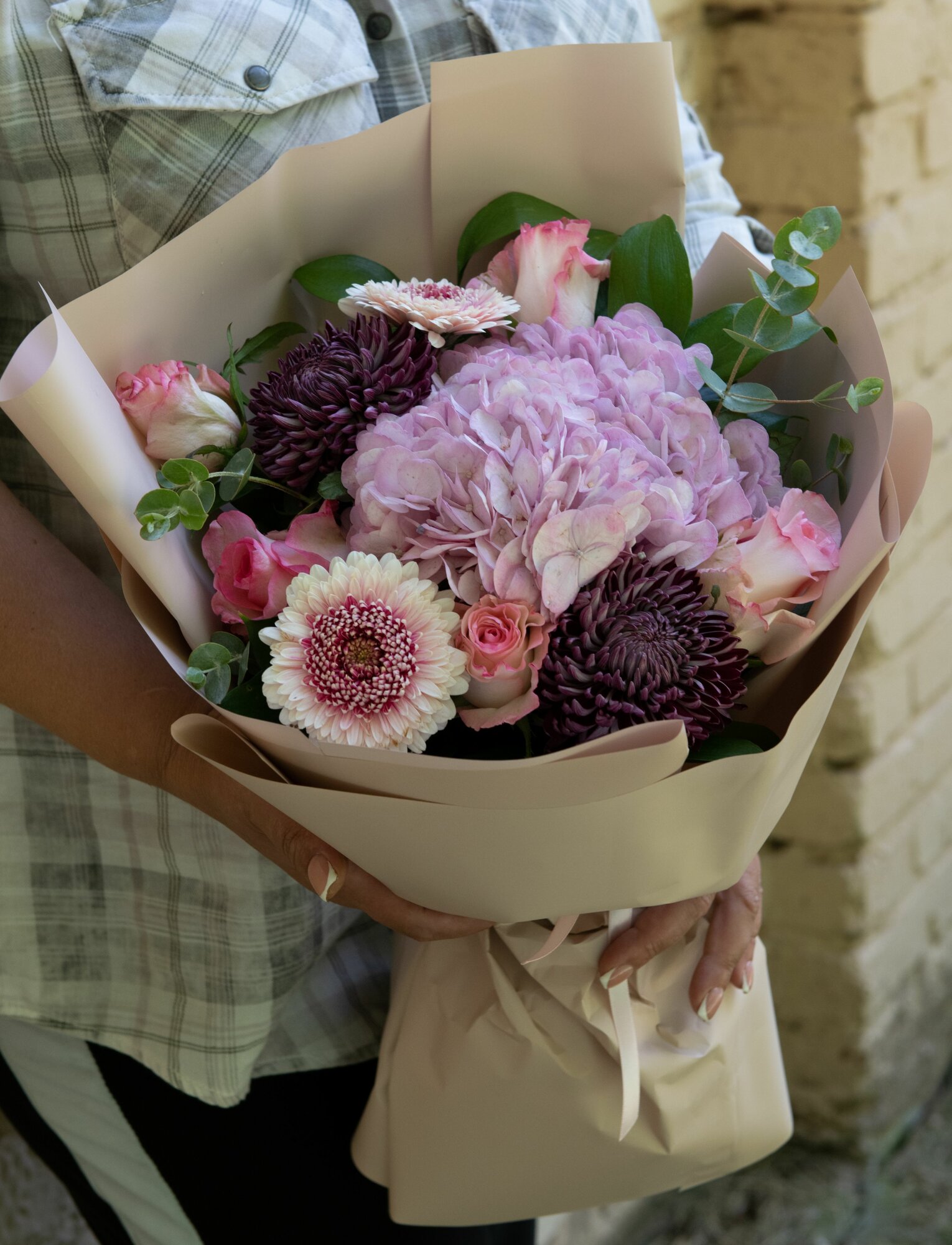 Букет с гортензией, герберой, розой, хризантемой, эвкалиптом