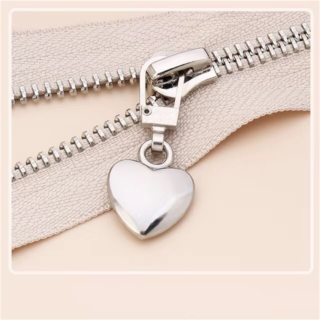 Пуллер для молнии (застежка, держатель, язычок для бегунка молнии) съемный, металл, Сердце, серебро, 1 шт.