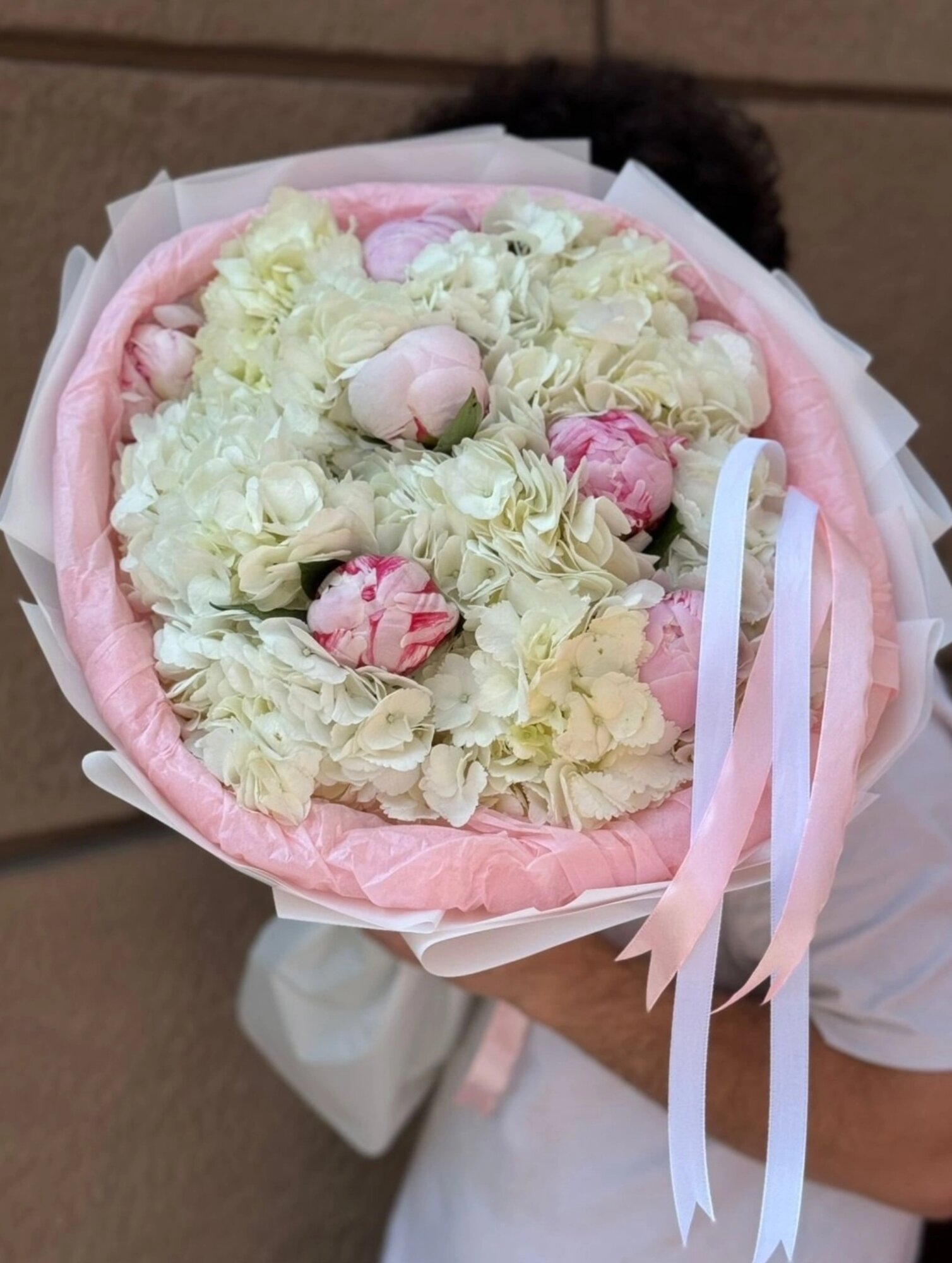 Букет из пионов и белых гортензий Chantal Pink