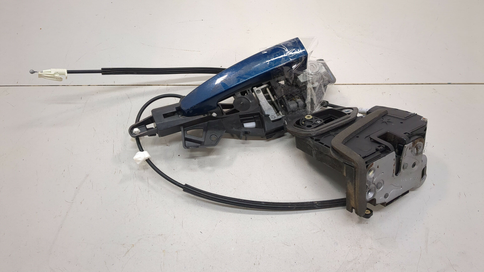 Замок двери левый передний Chevrolet Equinox Б/У