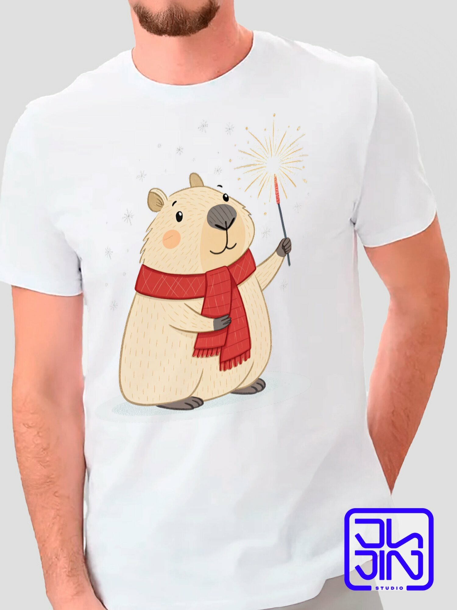 Футболка классическая мужская с авторским принтом Смешная бежевая капибара с бенгальским огнем в песочных повседневных тонах, белый хлопковый трикотаж с прикольным рисунком на груди