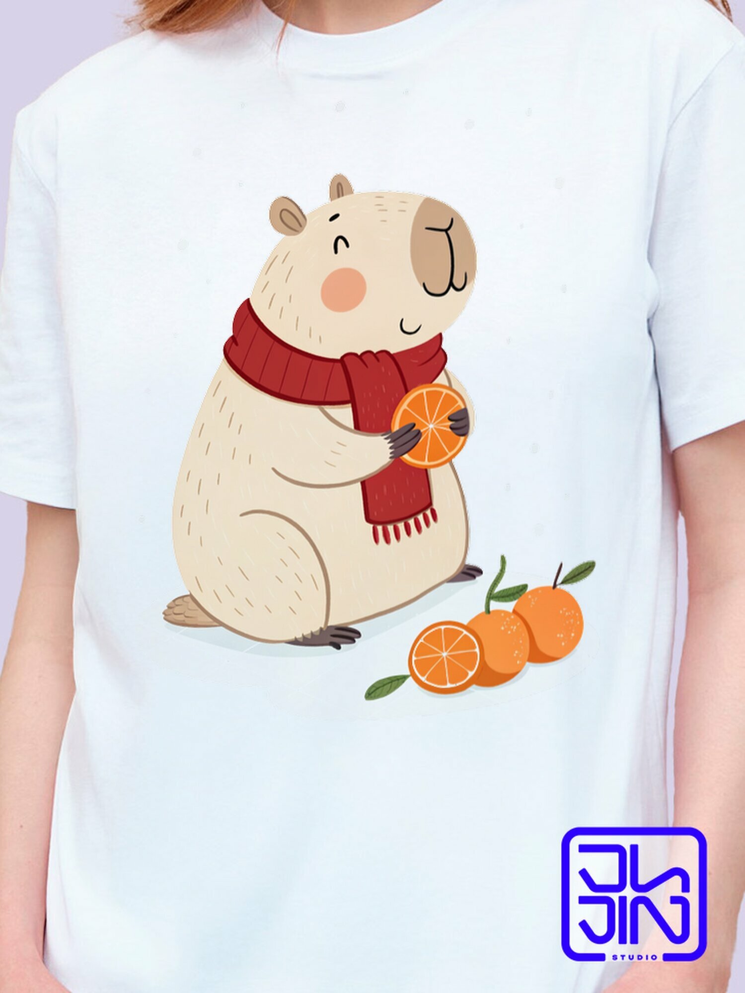 Футболка классическая женская с авторским принтом Крутой бобр в красном шарфе с яркими апельсинами на бело-бежевом фоне, белый хлопковый трикотаж с прикольным рисунком на груди