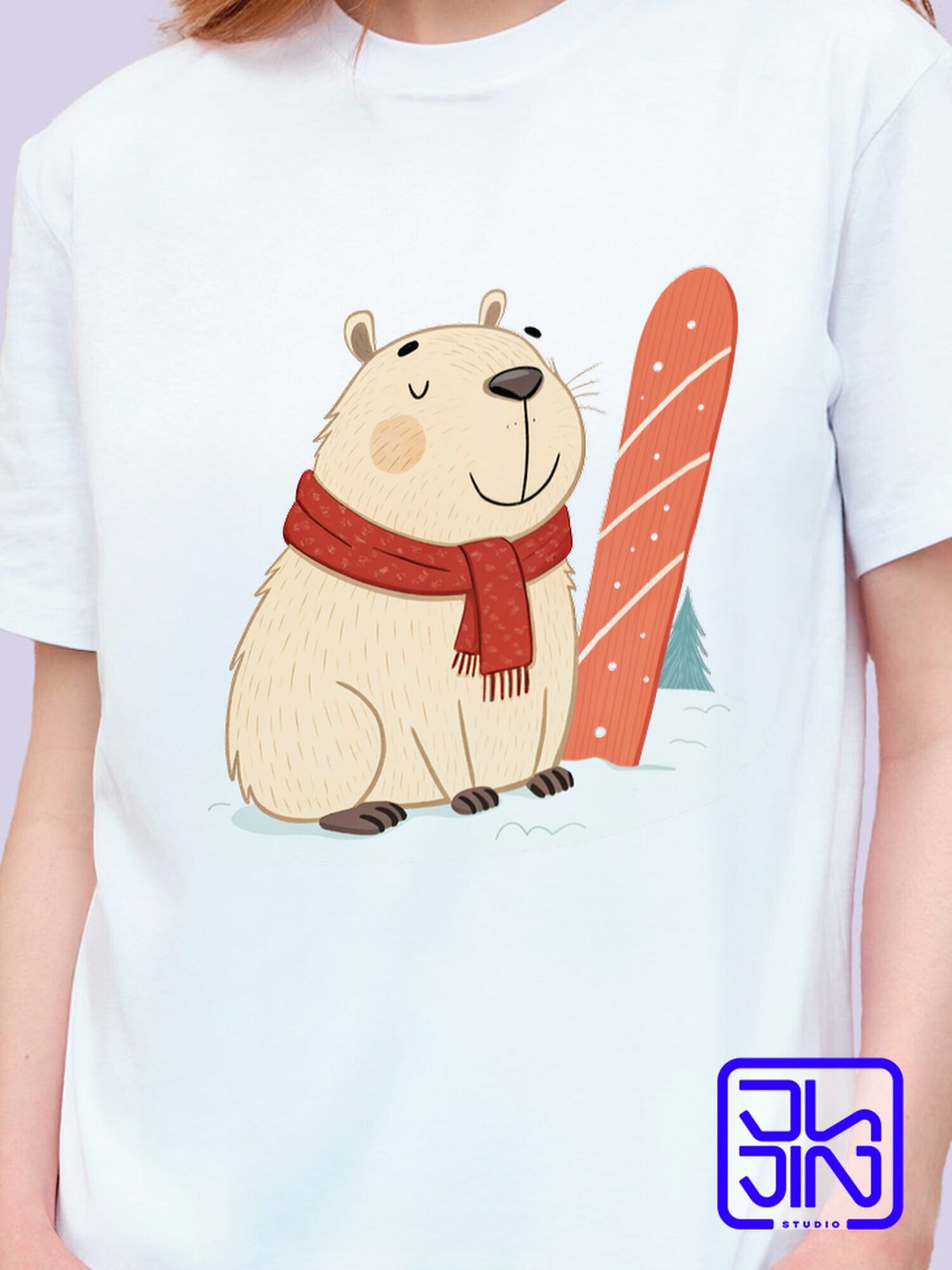 Футболка классическая женская с авторским принтом Смешной бежевый бобр на сноуборде в песочном шарфе, крутой зимний экстрим, белый хлопковый трикотаж с прикольным рисунком на груди