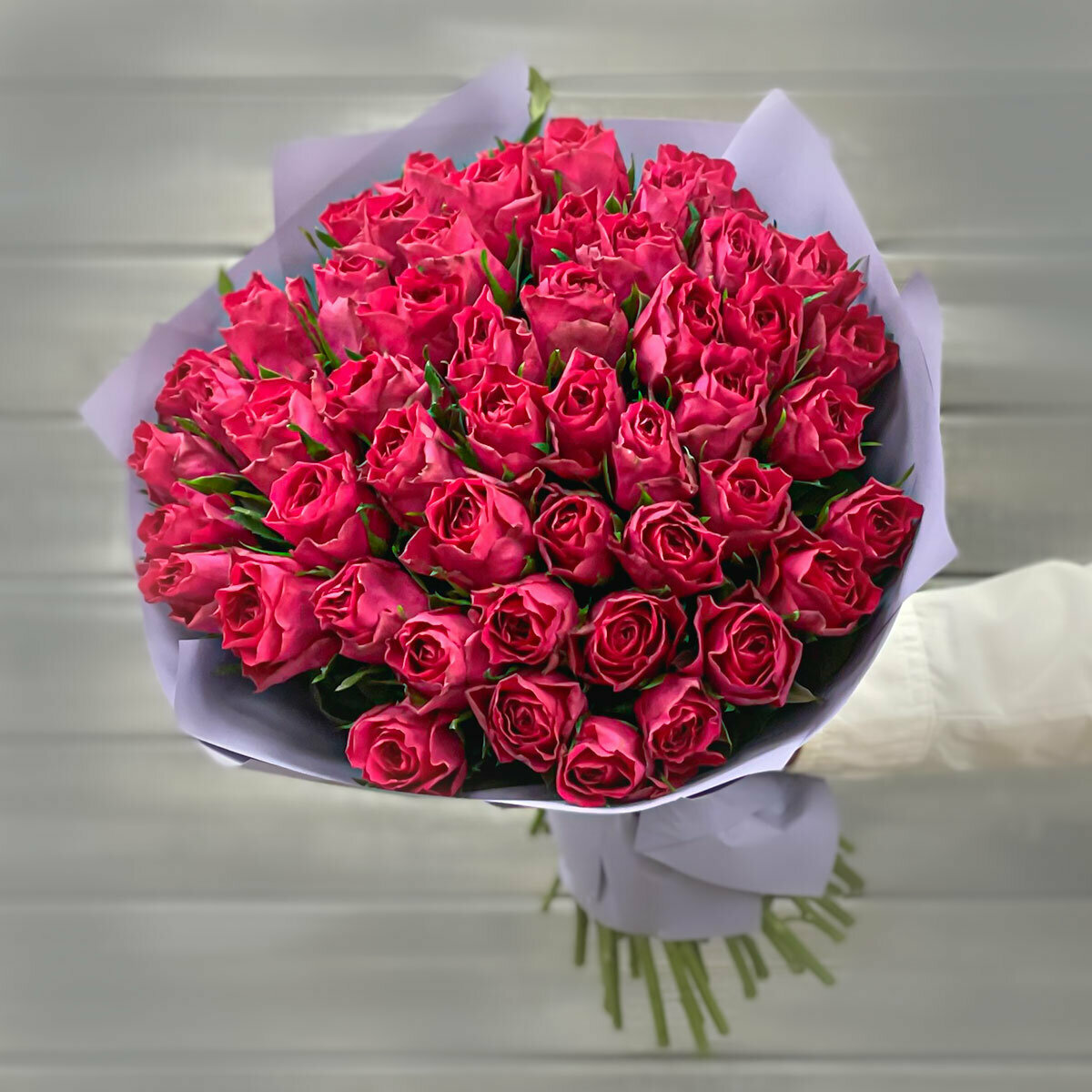 Монобукет Букет Маркет, 65 роз, Кения, высота 40см, малиновые, оберточная бумага
