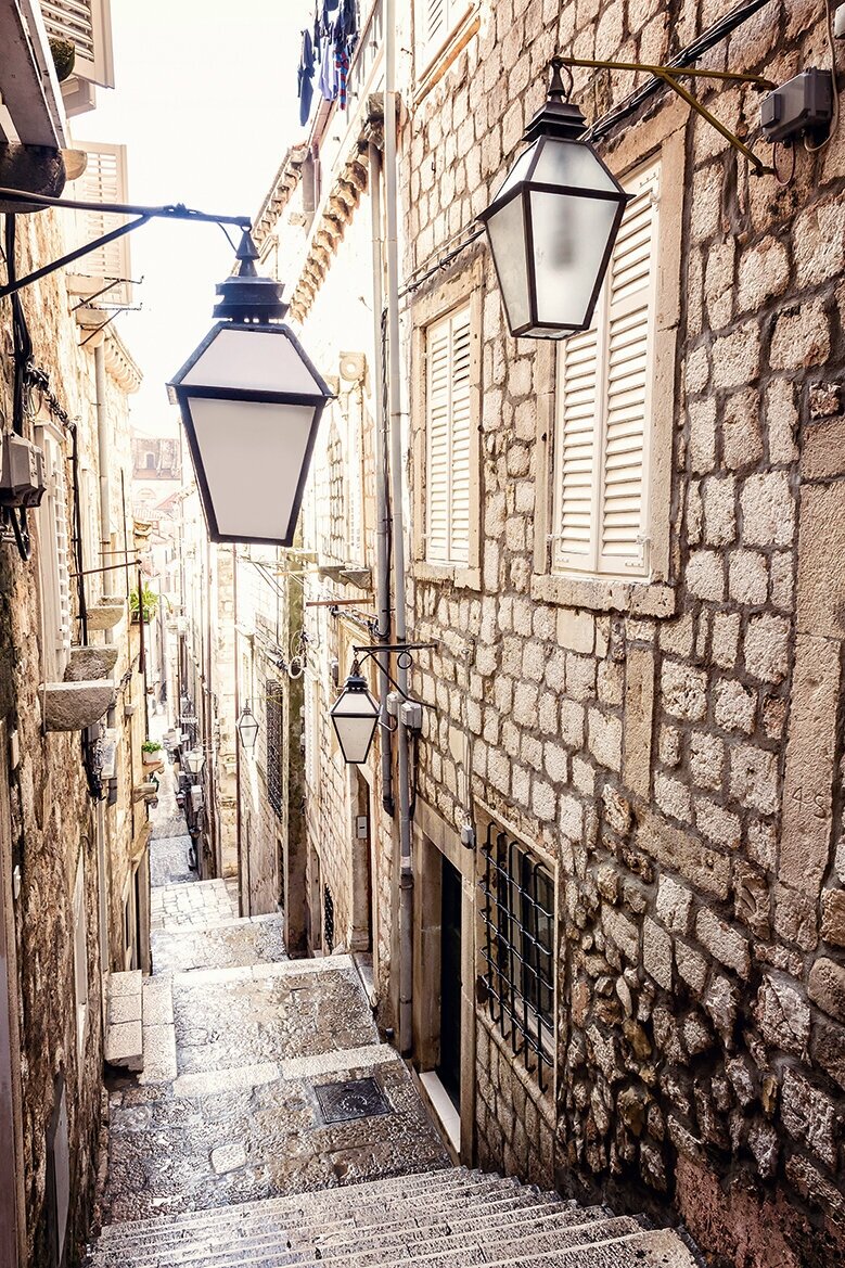 Фотообои флизелиновые с виниловым покрытием И 261 Фонари на старой улочке 200х300см