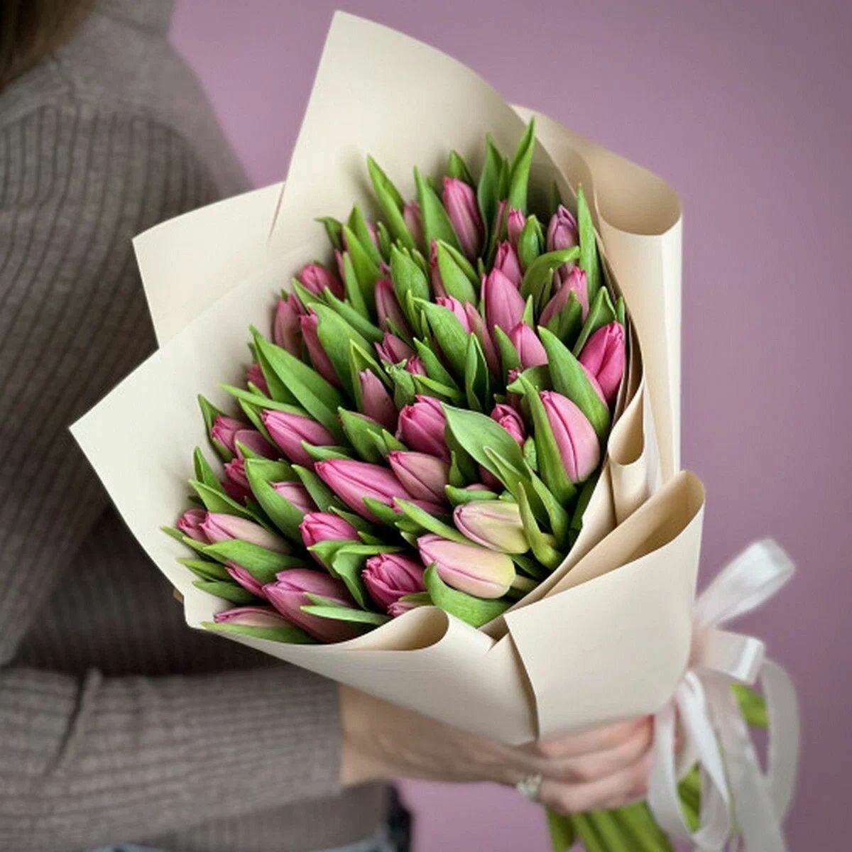 Букет живых цветов из 51 малинового тюльпанов