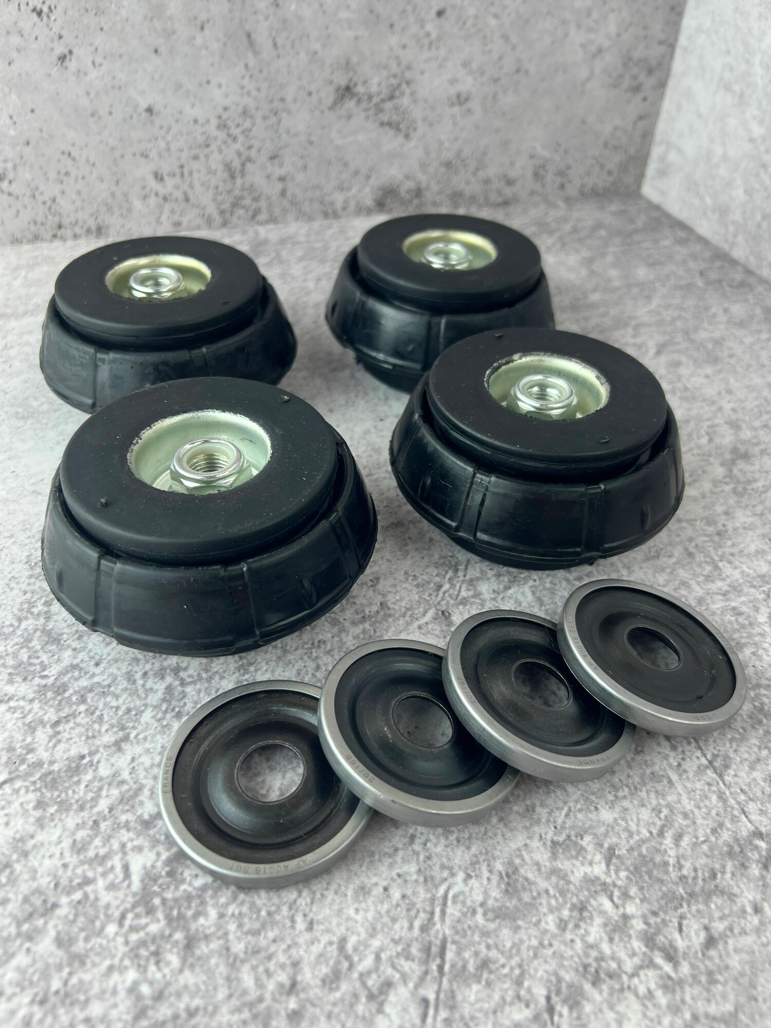 Полный комплект опор амортизатора. Опорный подшипник - 8200651172 (4 штуки). Опора передняя - 6001547499 (4 штуки). Чашка амортизатора - 8200876298 (4 штуки). Гайки. Renault Logan, Largus, Duster