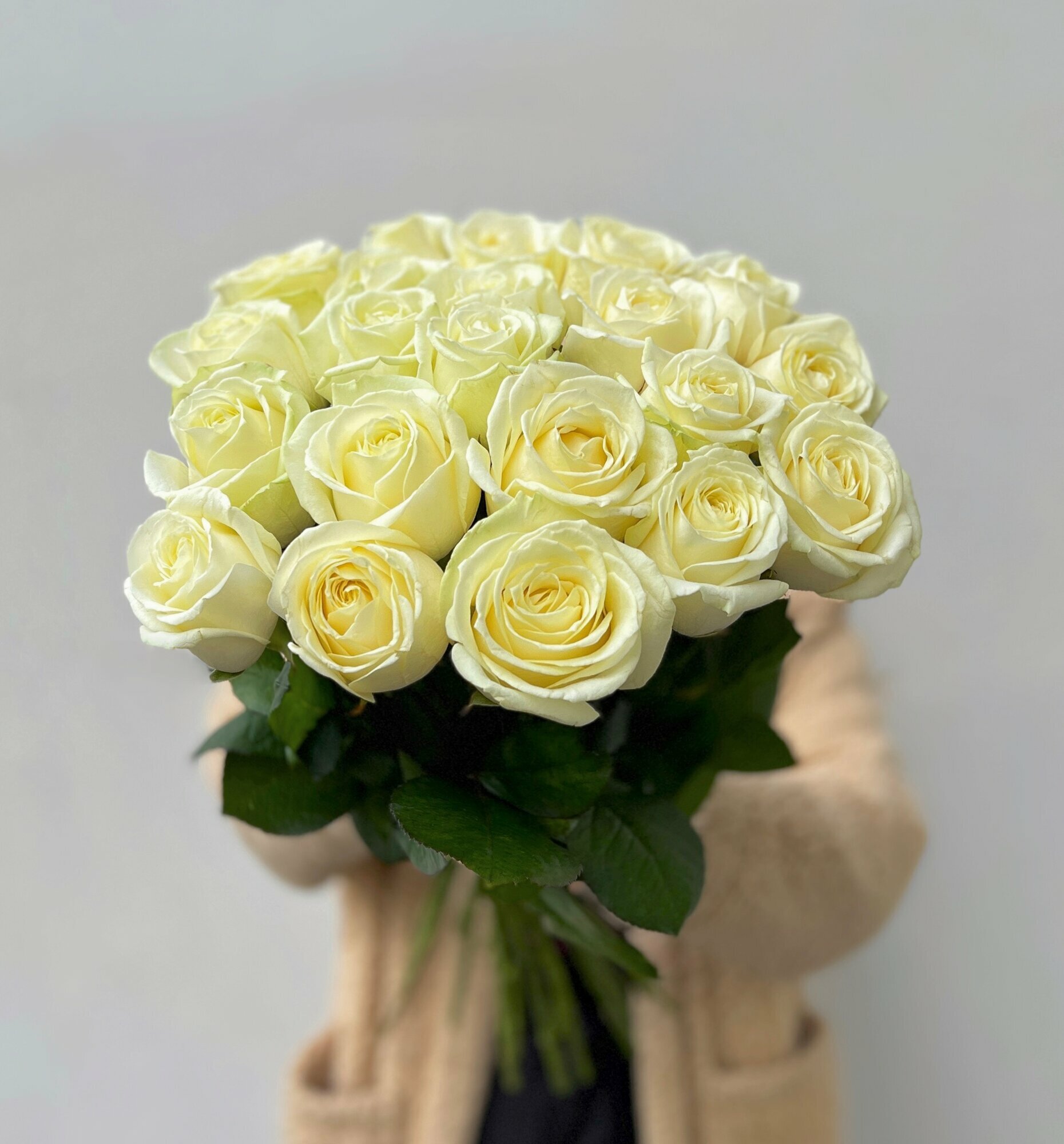 Букет цветов розы белые 21 шт, красивый букет роз 60 см, букет живых цветов, Россия