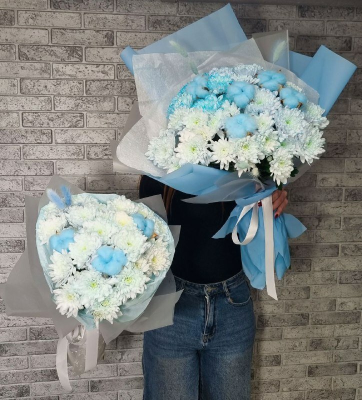 Букет из живых цветов и сухоцветов , Хризантемы кустовая 5 шт, Лагурус , хлопок, 45 см , в матовой упаковке (голубой)
