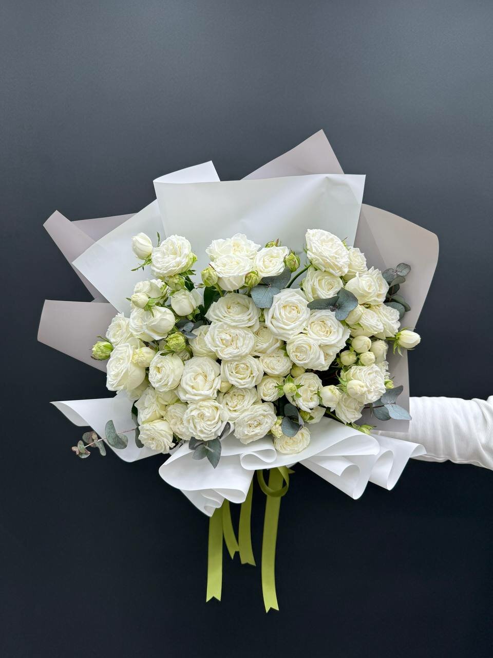 Букет wowflo "Букет из кустовых роз" , 17 роз, 50см, белый, монобукет