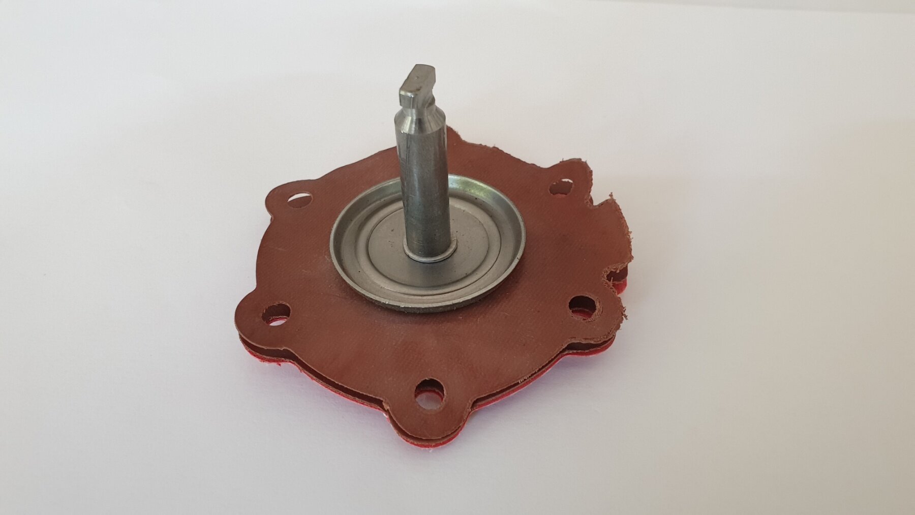 Диафрагма бензонасоса 2101-099, ОКА, 2121-213, Таврия в сборе со штоком красная AVKOPRO