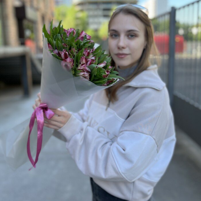 Букет цветов из 11 малиновых альстромерий, высота 40 см, живые цветы от ROZA4U — фото 1