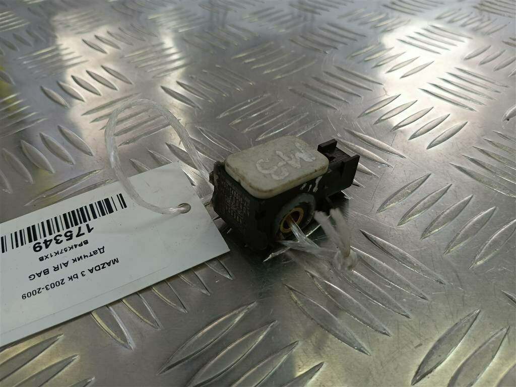 Датчик удара (AIR BAG) Б/У для MAZDA 3 BK рестайлинг (2006—2009) BP4K57K1XB