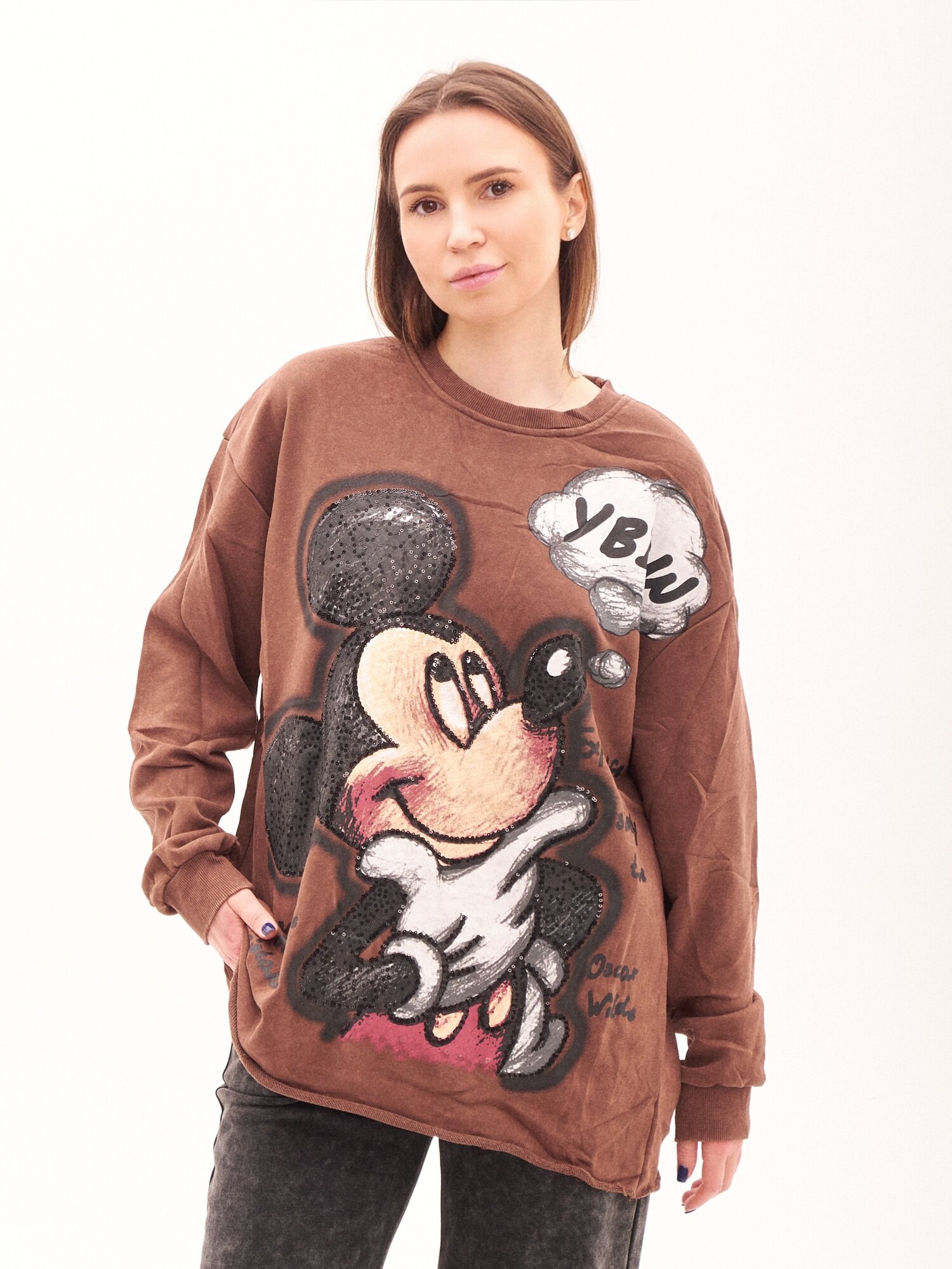 Свитшот  Свитшот oversize в коричневом цвете из хлопка с принтом микки маус вышитый пайетками 40-48