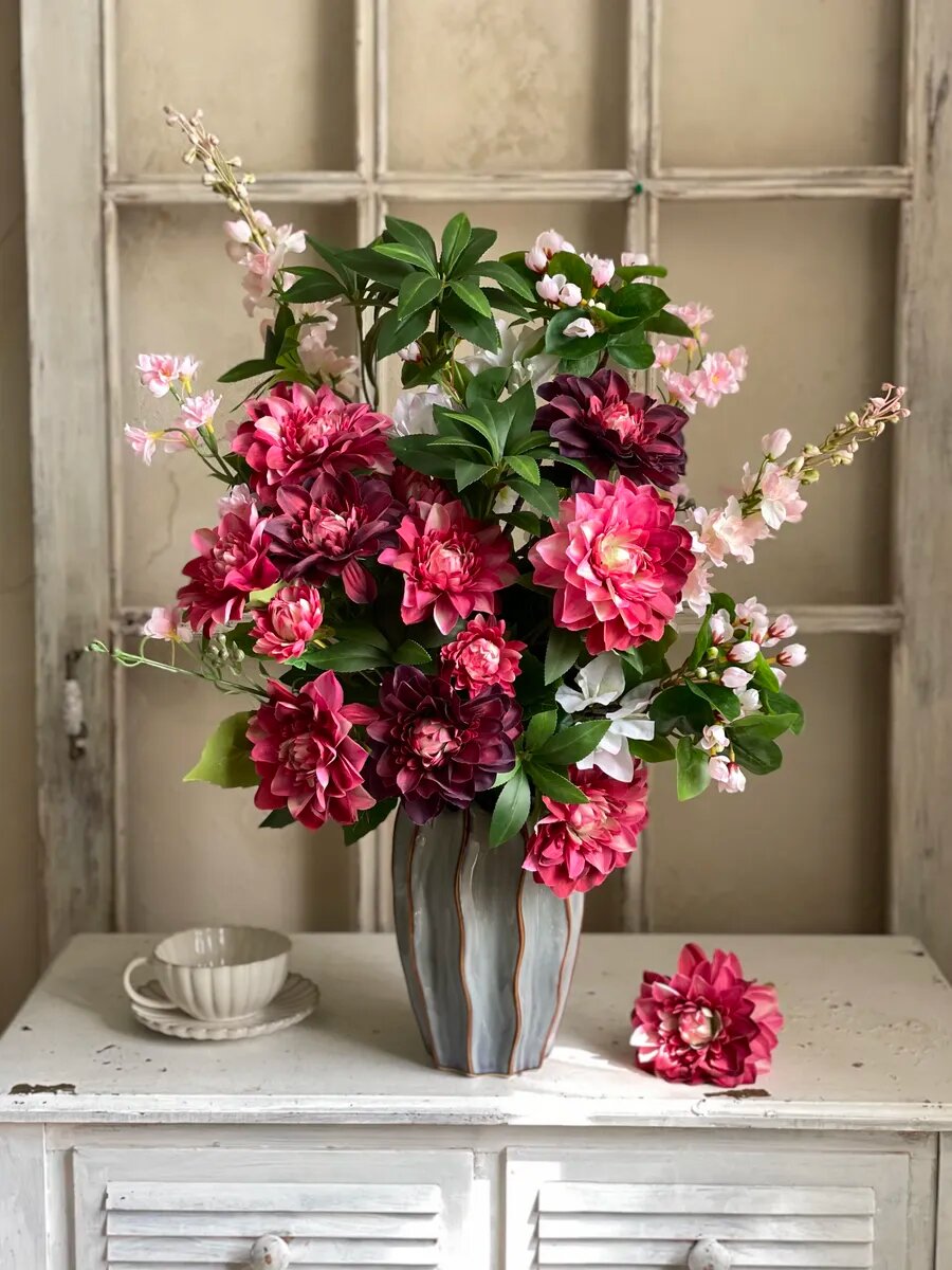 Букет искусственных цветов для дома с георгинами