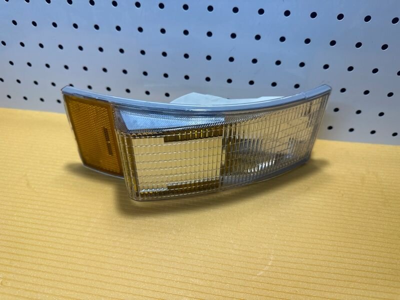 Фонарь указателя поворота вольво ФШ12 ФШ16 ФМ12 белый, без патрона FH12 FH16 FM12