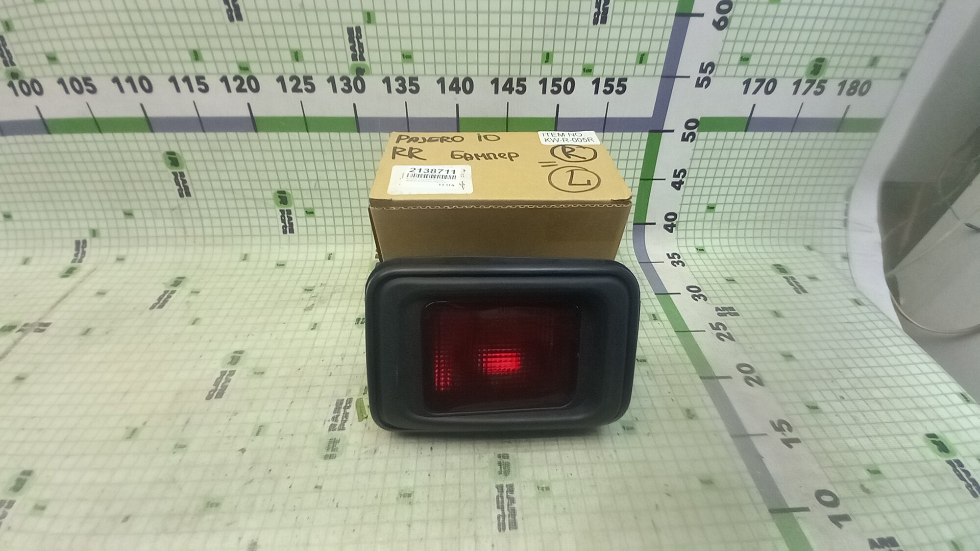 Фонарь в задний бампер правый Mitsubishi Pajero Io