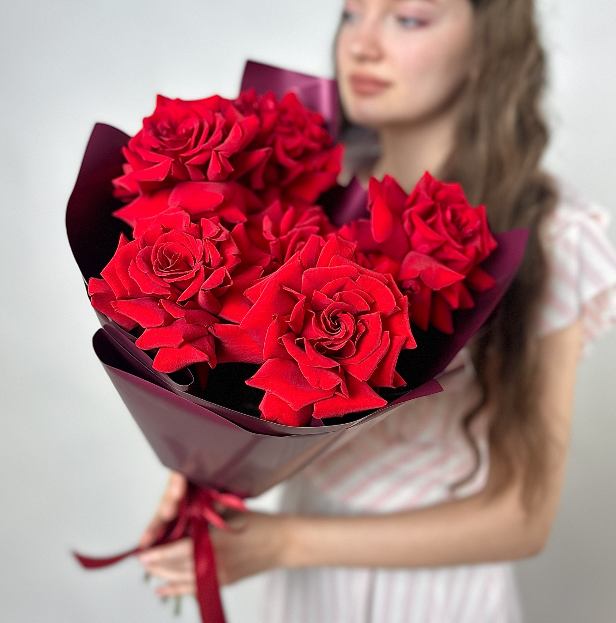 Букет цветов из 7 красных французских роз Бордо