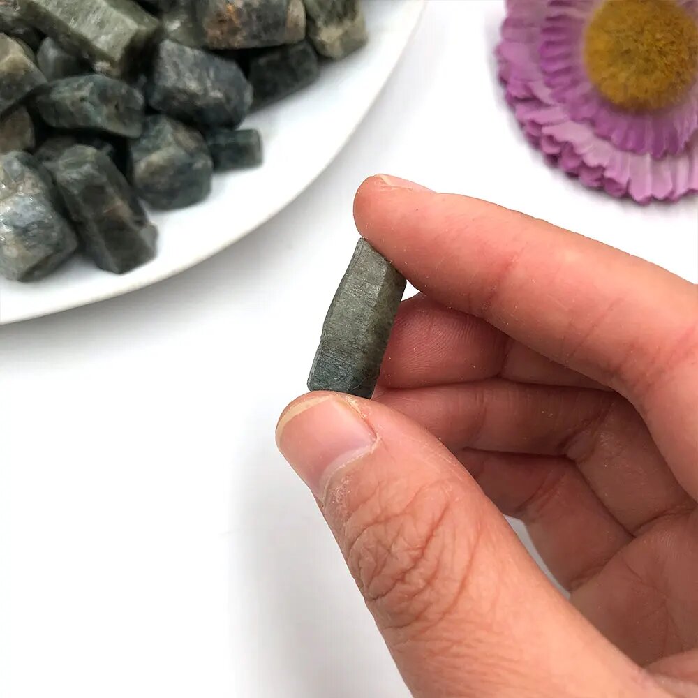 Натуральные кристаллы синего корунда Серый, 1pc random (15-20mm), Green Corundum