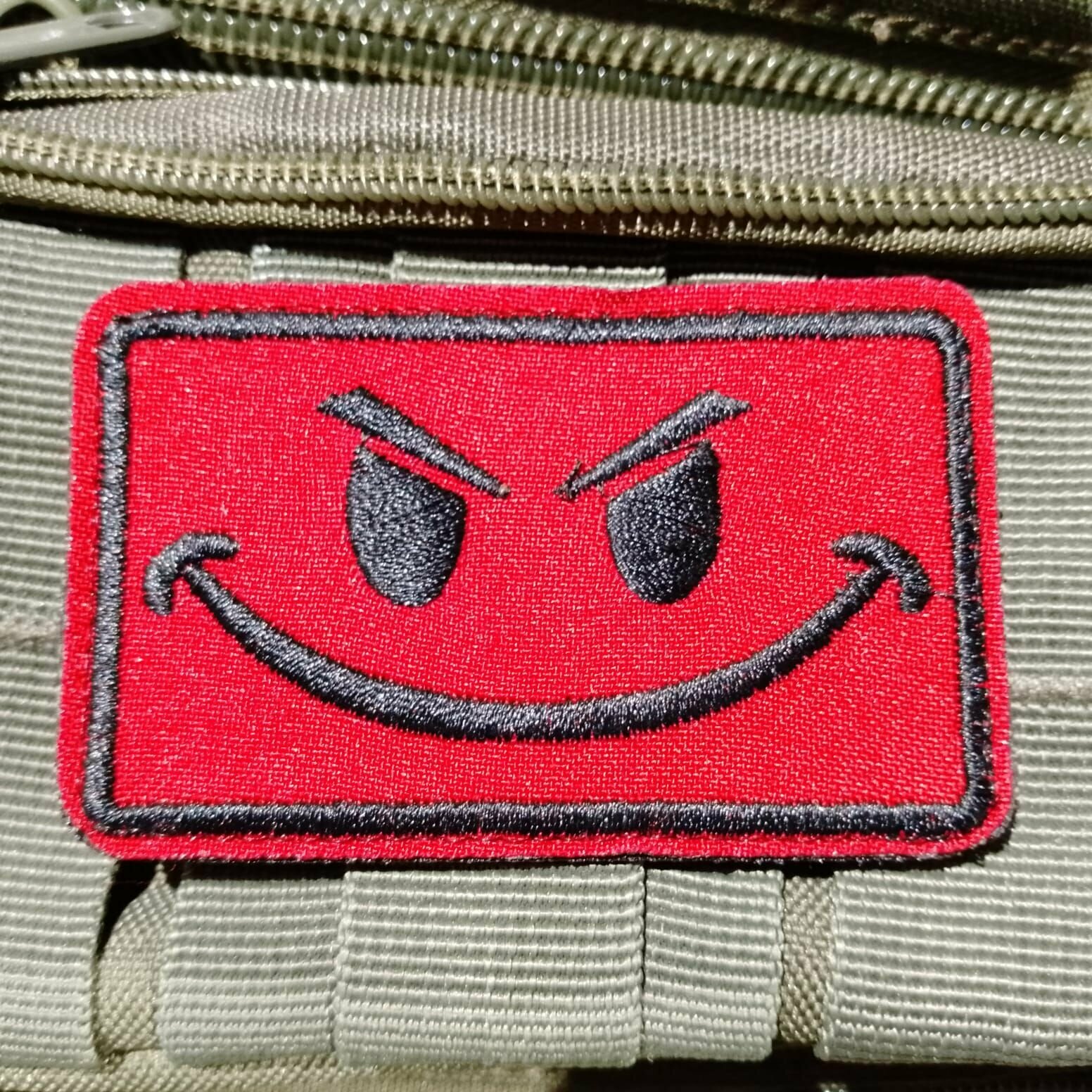 Нашивка-патч Смайлик вышитая на липучке 7,5х4,5 красный