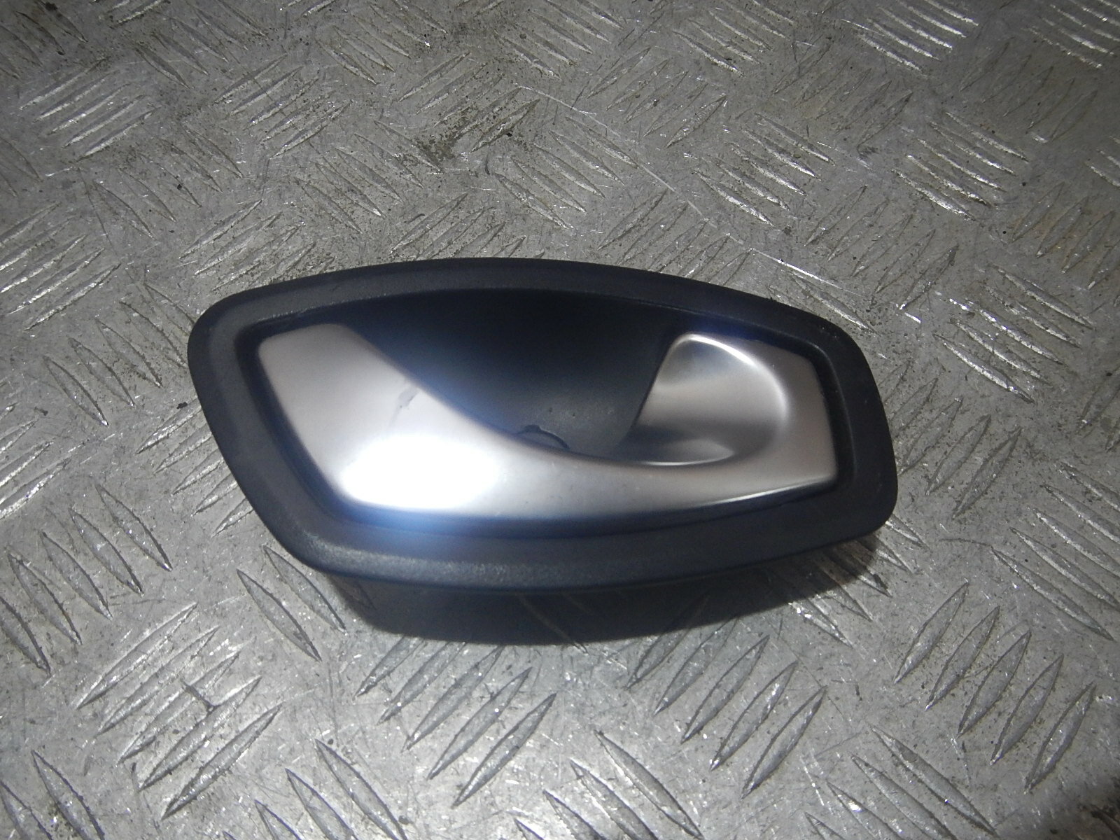 Б/У Ручка двери внутренняя правая, Renault (Рено)-FLUENCE (10-) RENAULT FLUENCE (10-) Царапины, сломано внутреннее ребро...