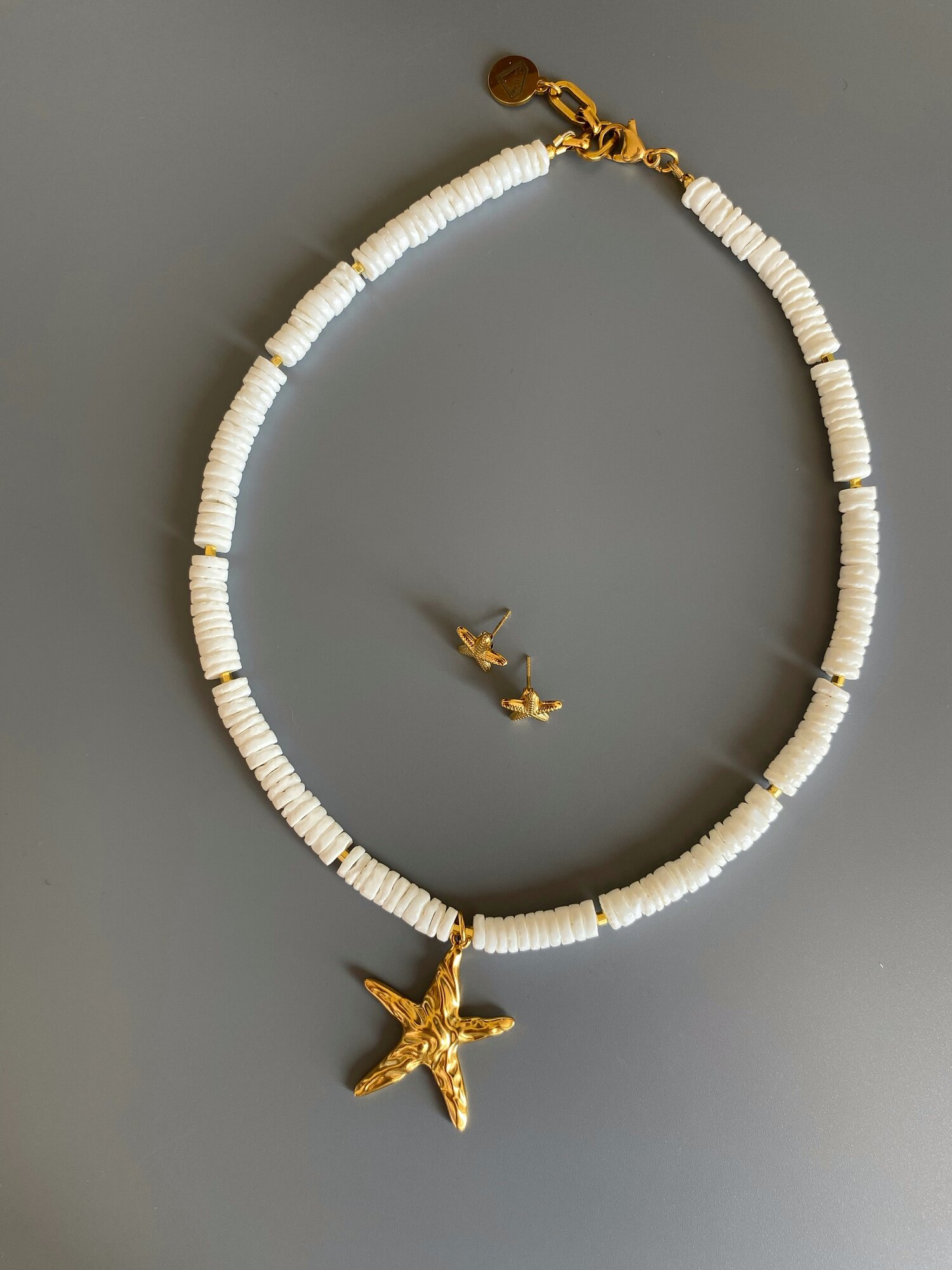 Комплект бижутерии: колье, серьги, ракушка