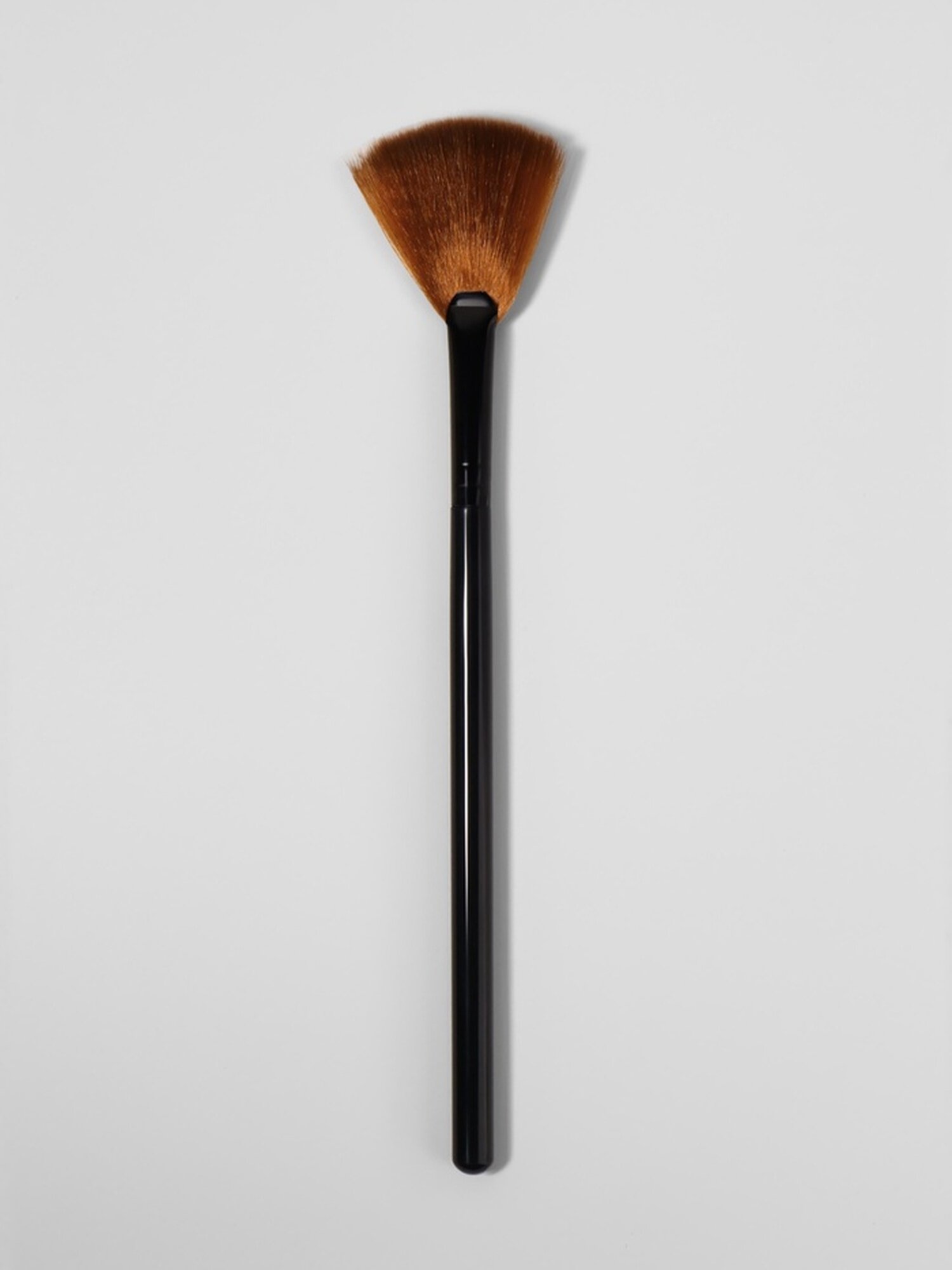 Кисть для макияжа Queen Fair, веерная, коричневая, 17 ( ± 3) см