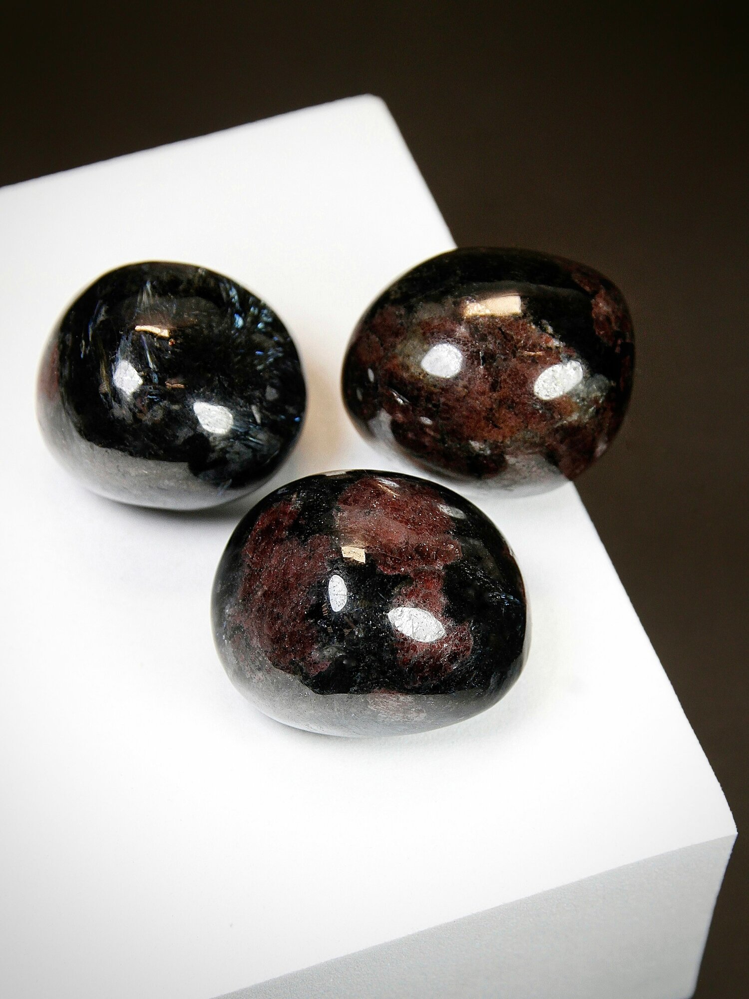 Оберег, амулет Гранат с нуумитом - 3-4 см, натуральный камень, самоцвет, галтовка, 3 шт - символ любви и страсти