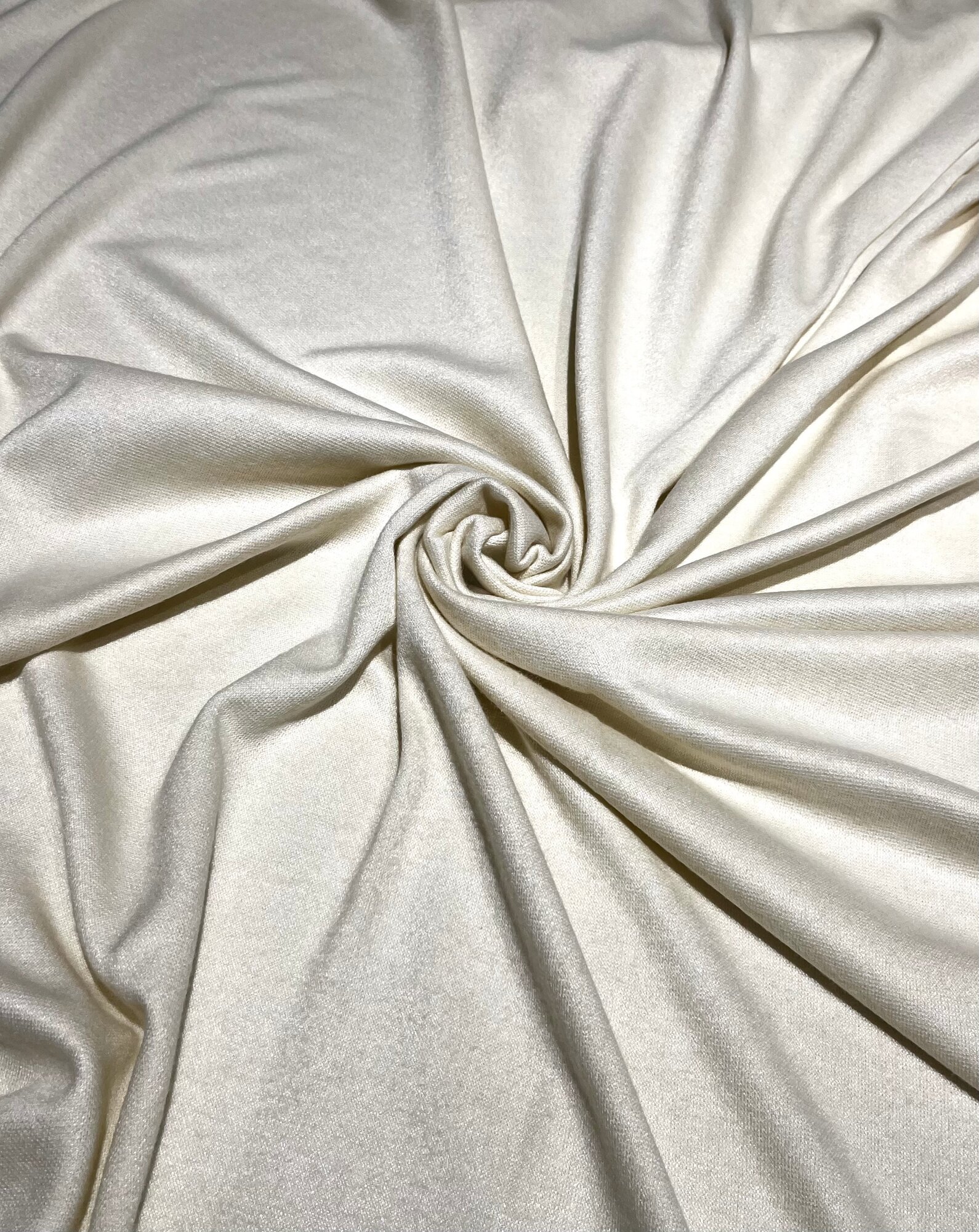 Ткань - трикотаж, молочный оттенок, вискоза, плотность 450гр, Италия, любой метраж кратный 1м