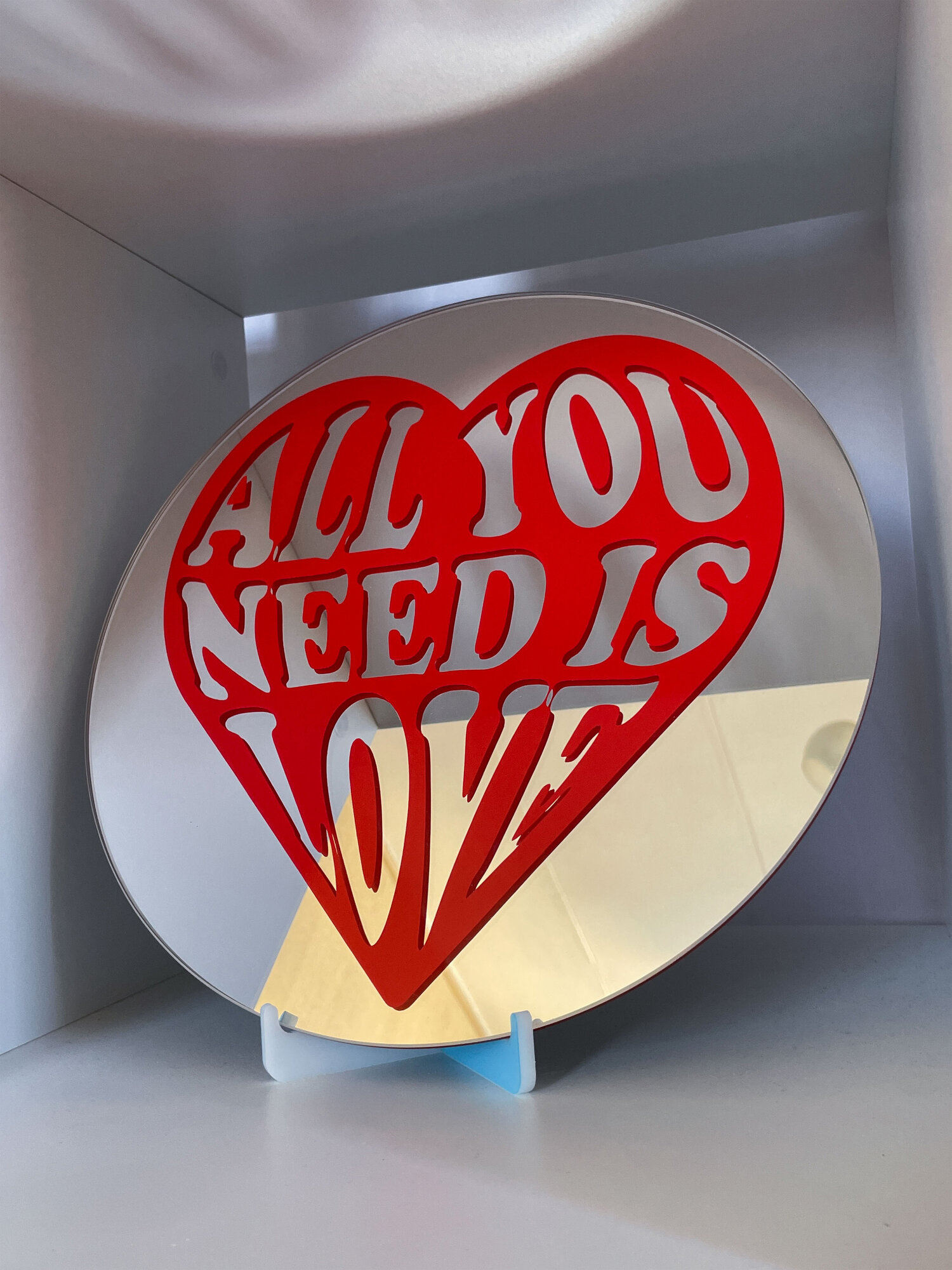 Зеркало интерьерное с графикой ALL YOU NEED IS LOVE, круглая форма, красный дизайн, размер 30 см, бренд Zrcatko