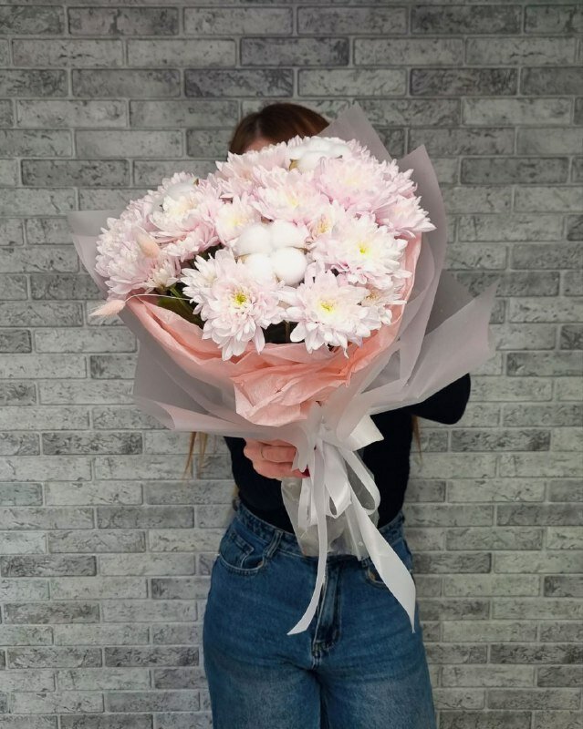 Букет из живых цветов и сухоцветов, Хризантем розового цвета 3 шт , Лагурус, хлопок ,25 см , в матовой упаковке(розовый)