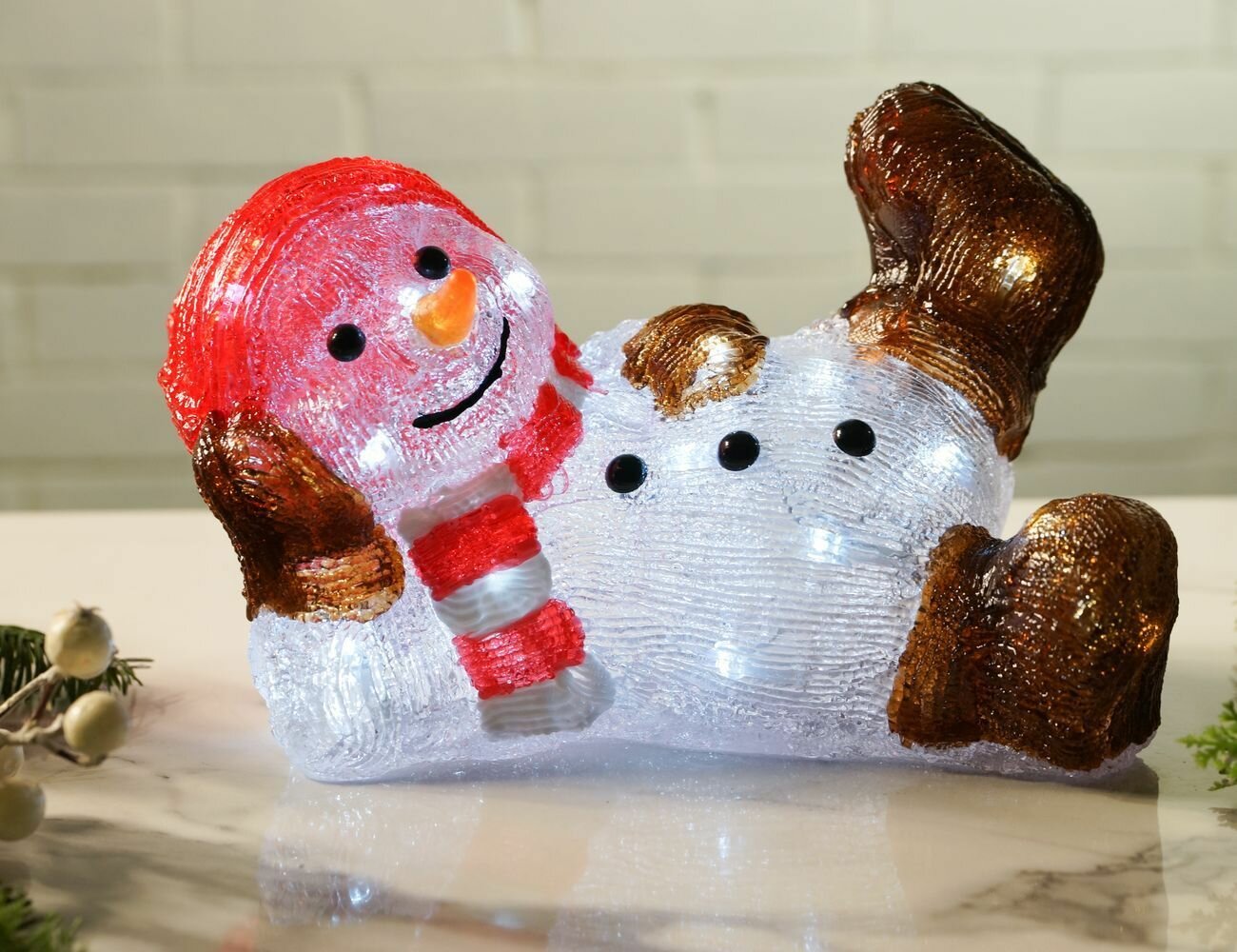 Светящаяся фигура отдыхающий снеговичок, акрил, 30 холодных белых LED-огней, 20 см, таймер, батарейки, уличный, Kaemingk 491277