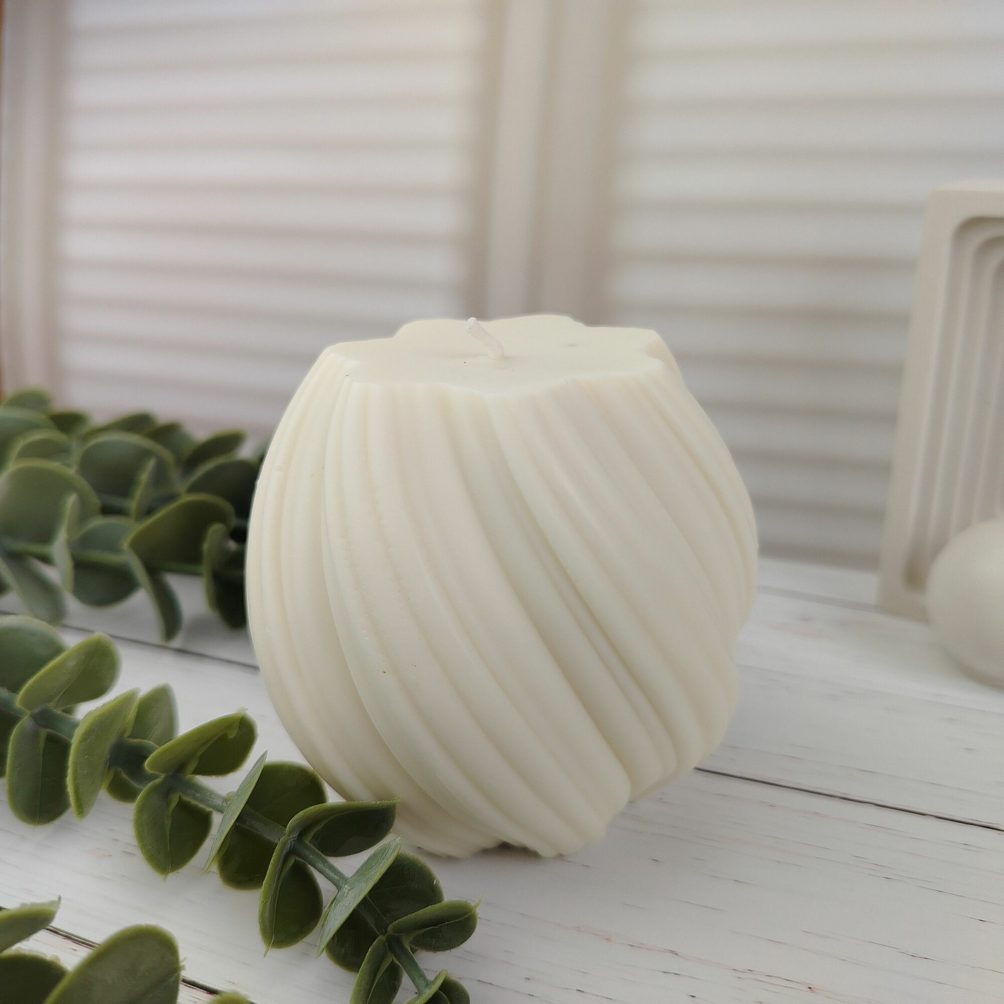 Интерьерная свеча "Большой вихрь" белая