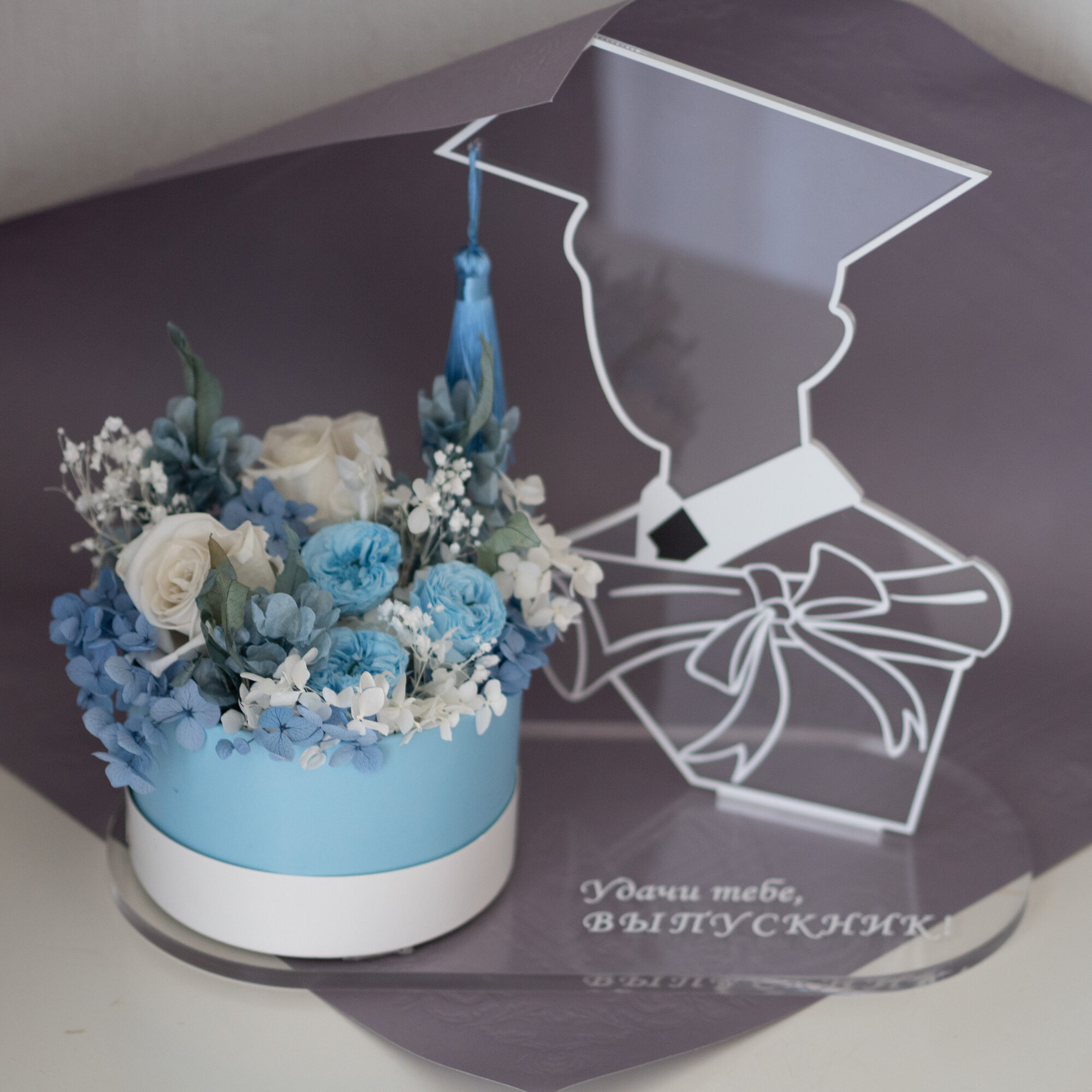 Букет на выпускной из живых стабилизированных роз в шляпочной коробке | подарок выпускнику | цветы на последний звонок