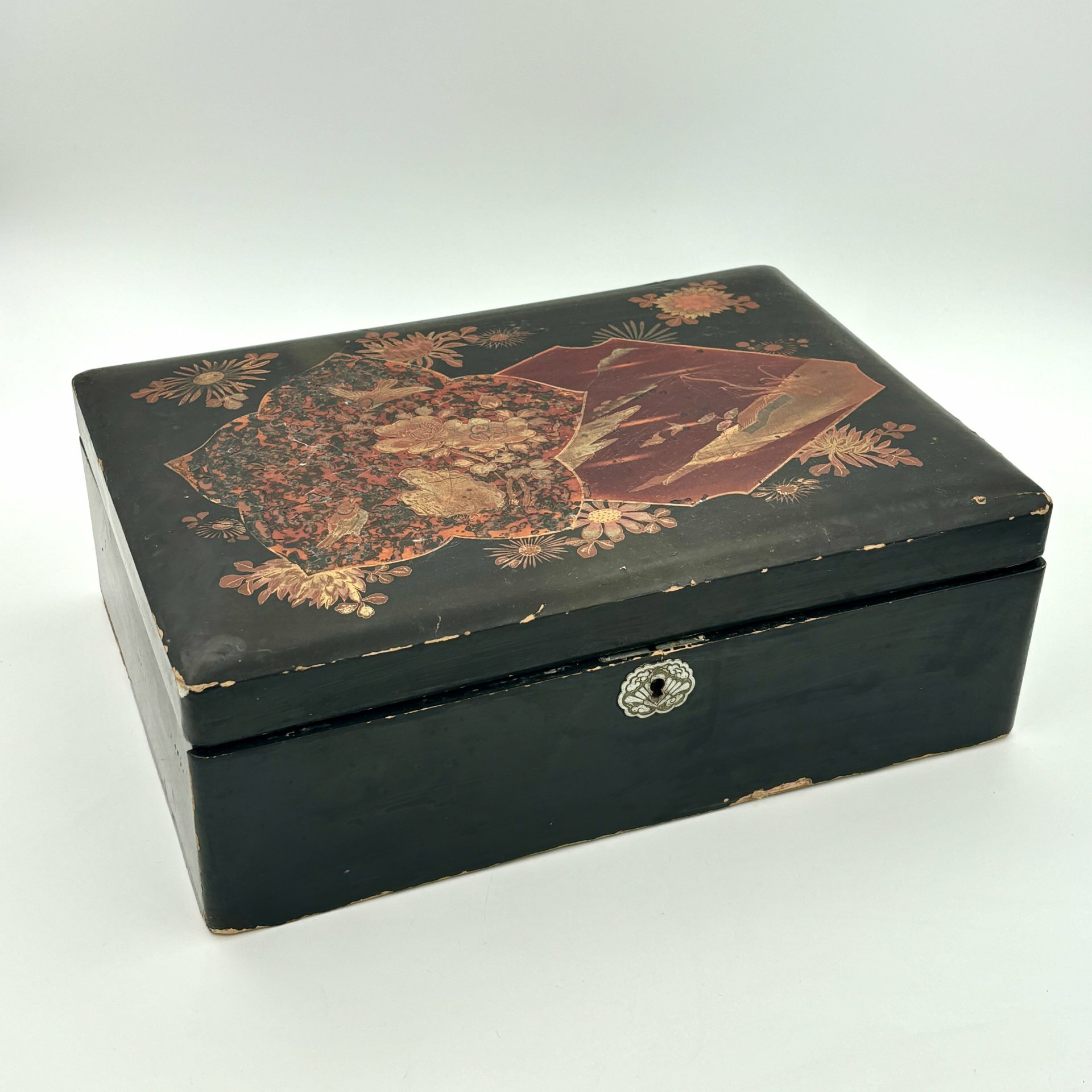 Шкатулка лаковая, украшенная изображением птиц и цветов, папье-маше, роспись