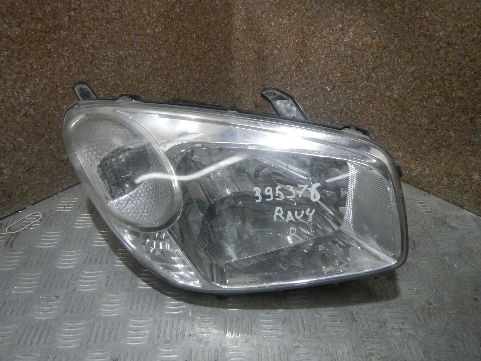 Б/У Фара правая, Toyota (Тойота)-RAV4 (00-05) TOYOTA RAV4 (00-05) 03- Сломано 1 крепление, царапины, следы ремонта. 39537...