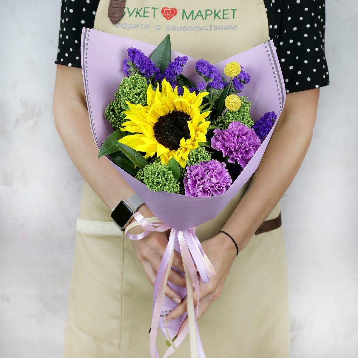 Букет Букет Маркет "Гвоздики, подсолнухи, скиммия", на стеблях, оберточная бумага