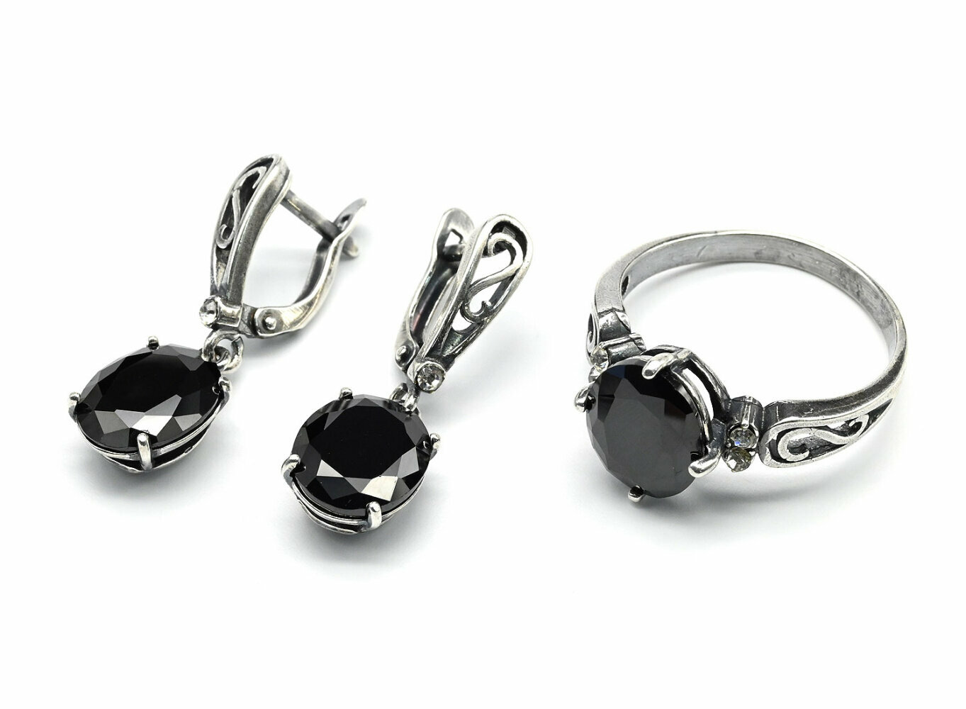 Комплект бижутерии: серьги, кольцо, циркон