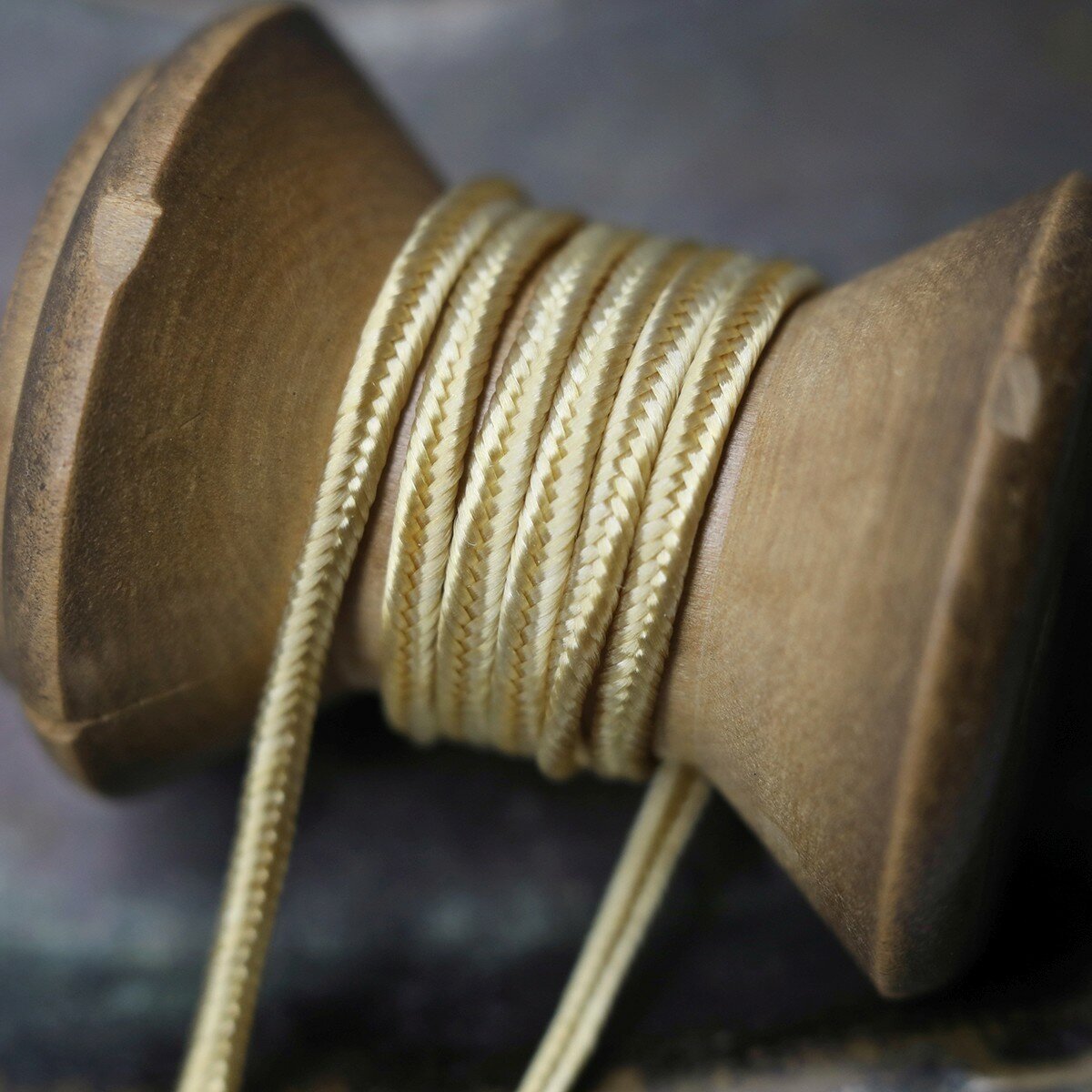 Сутаж/Шнур сутажный (моток 20 м) для изготовления украшений, 2 мм, золотисто-бежевый